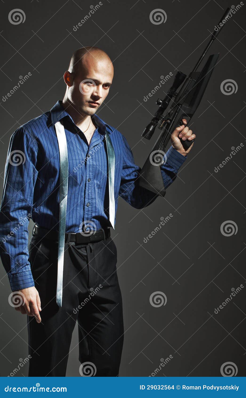 Homem Novo Que Guardara Uma Arma. Foto de Stock - Imagem de perigo ...