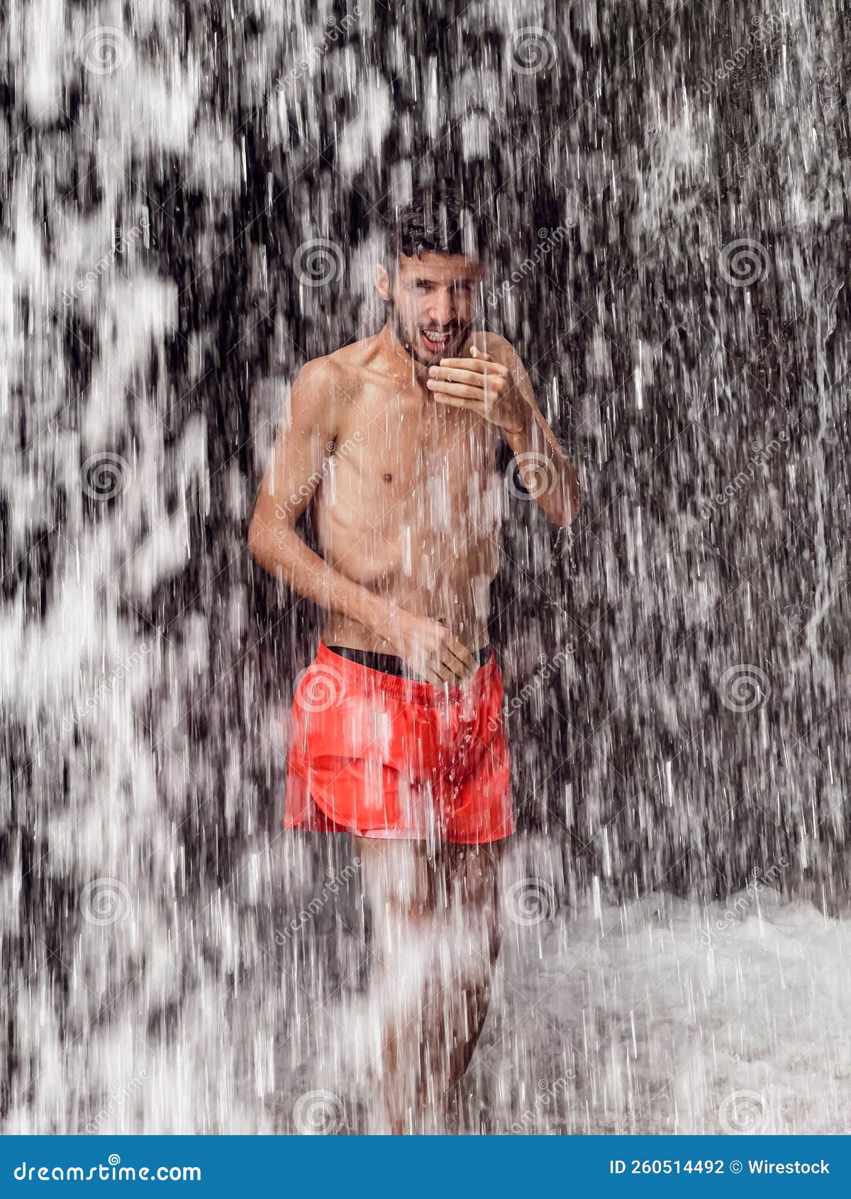 Homem Parado Sob Uma Cascata Foto de Stock - Imagem de marrocos, adulto ...
