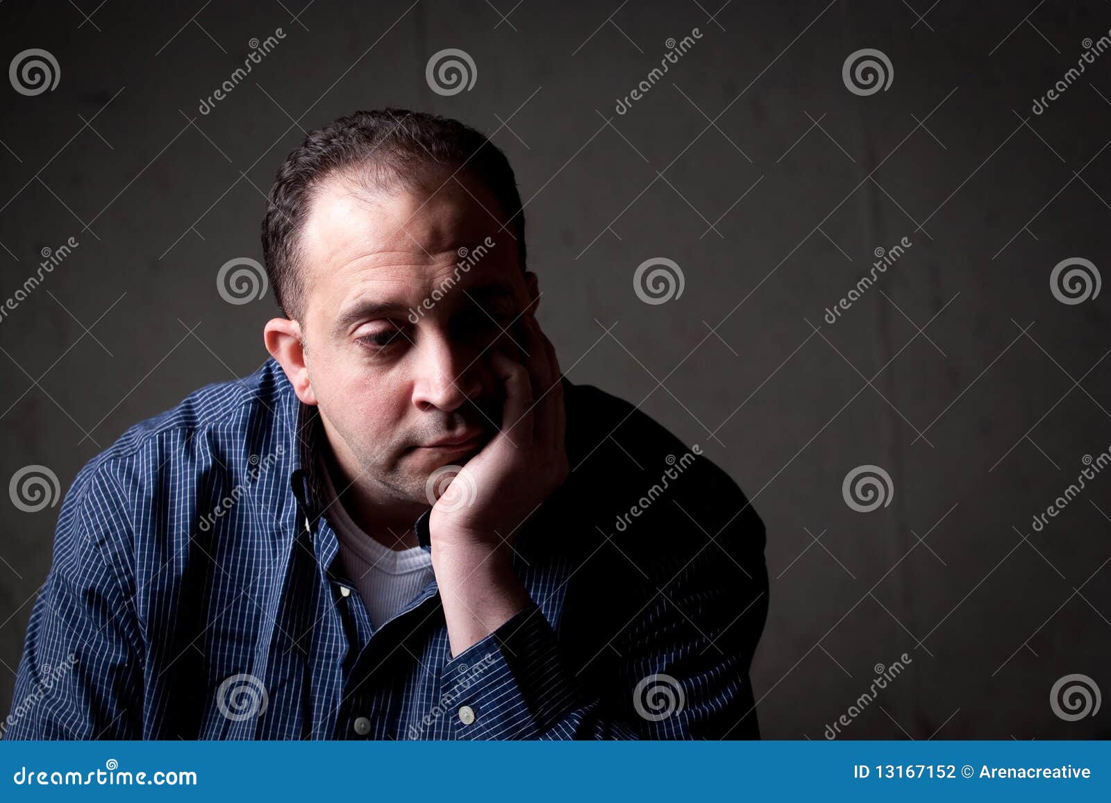 Homem preocupado foto de stock. Imagem de nariz, interessado - 13167152