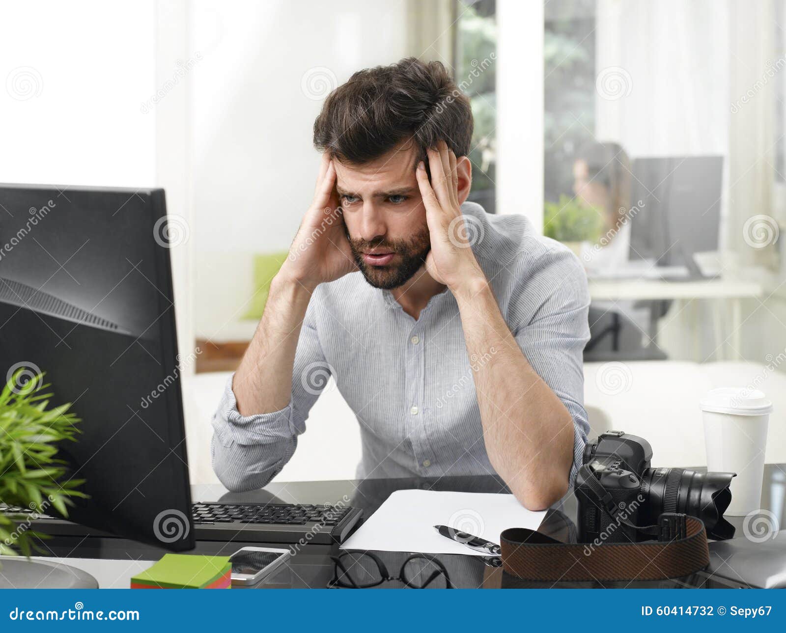 Homem profissional ocupado foto de stock. Imagem de computador - 60414732
