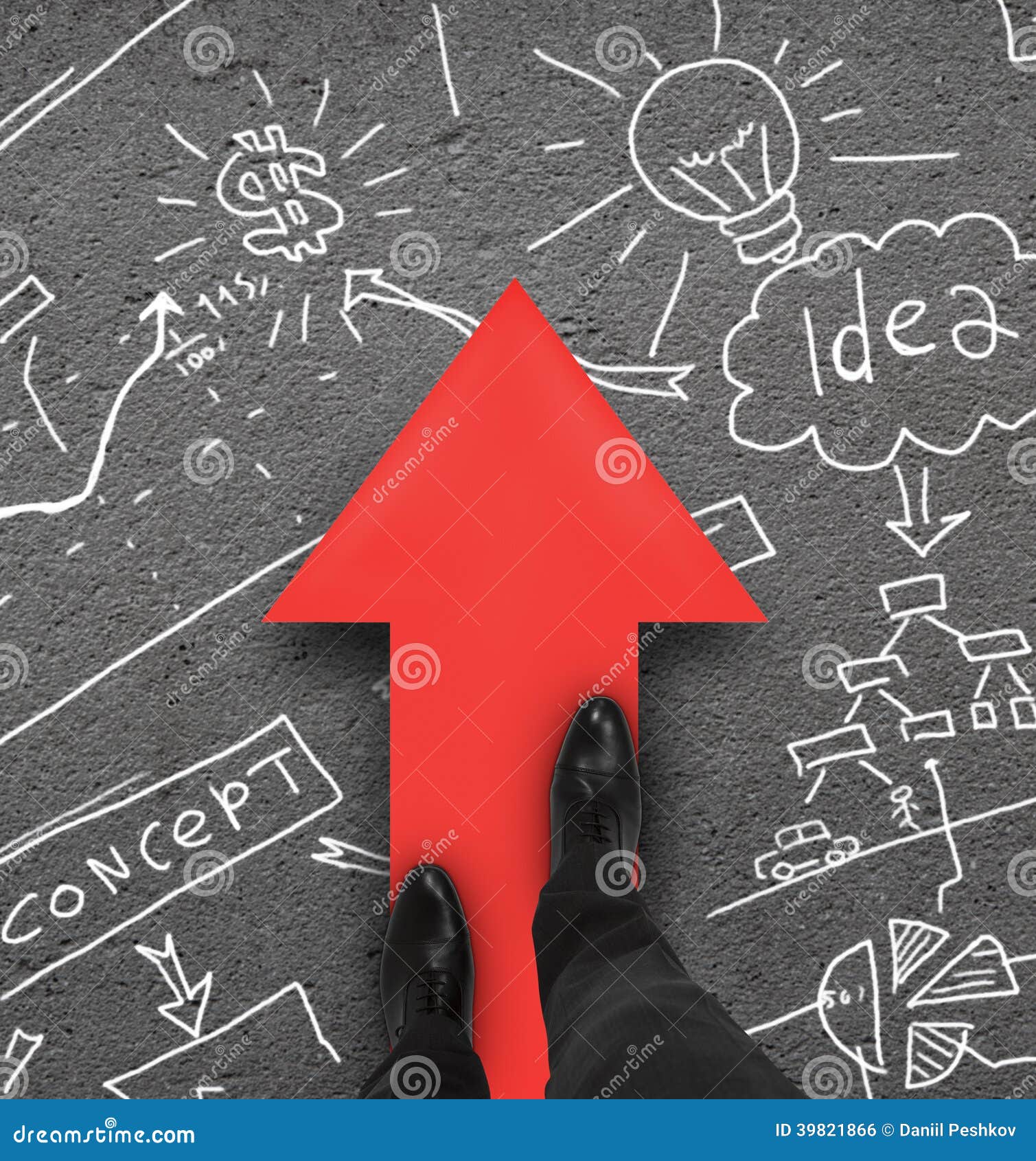 Homem que anda na seta foto de stock. Imagem de passo - 39821866