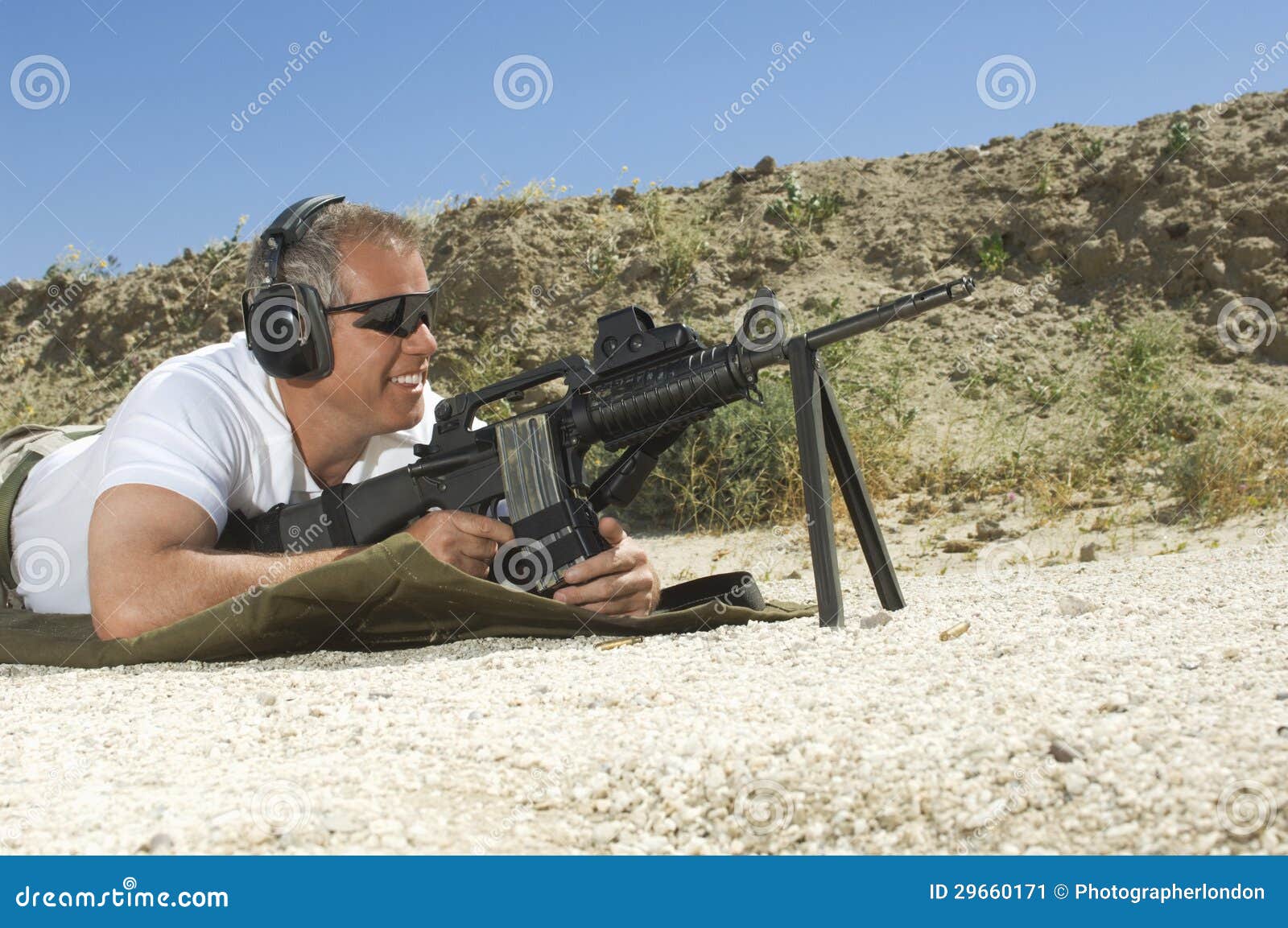 Homem Que Aponta a Metralhadora Imagem de Stock - Imagem de sorrir ...