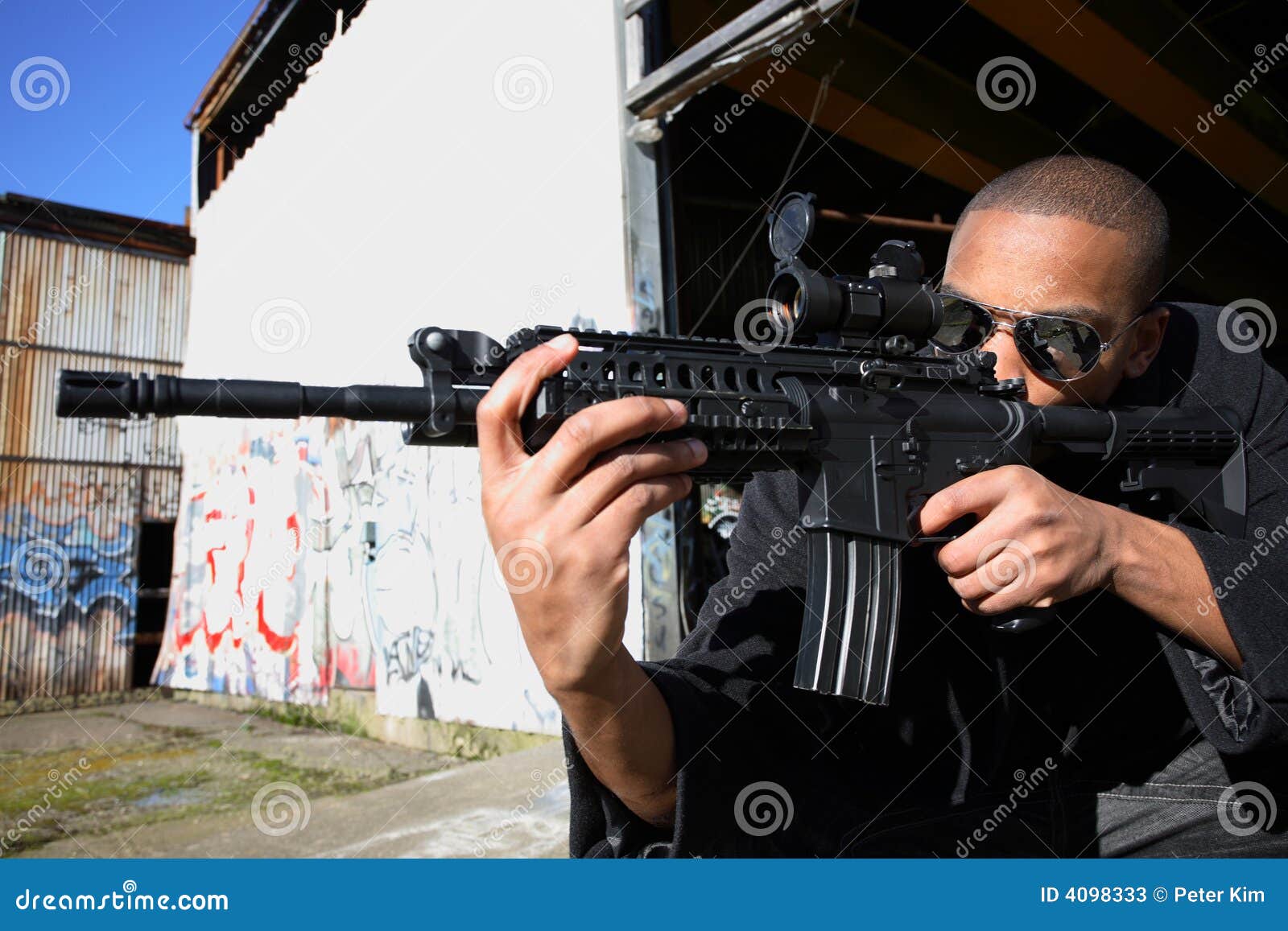 Homem que aponta o rifle imagem de stock. Imagem de mano - 4098333