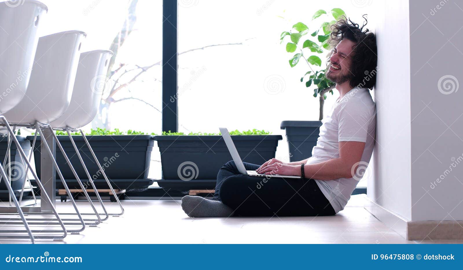 Homem Que Aprecia Relaxando O Estilo De Vida Foto de Stock - Imagem de ...