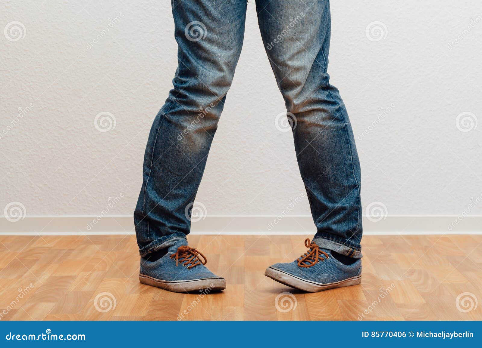 Homem Que Está Com Pernas Tortas Foto de Stock - Imagem de colheita ...