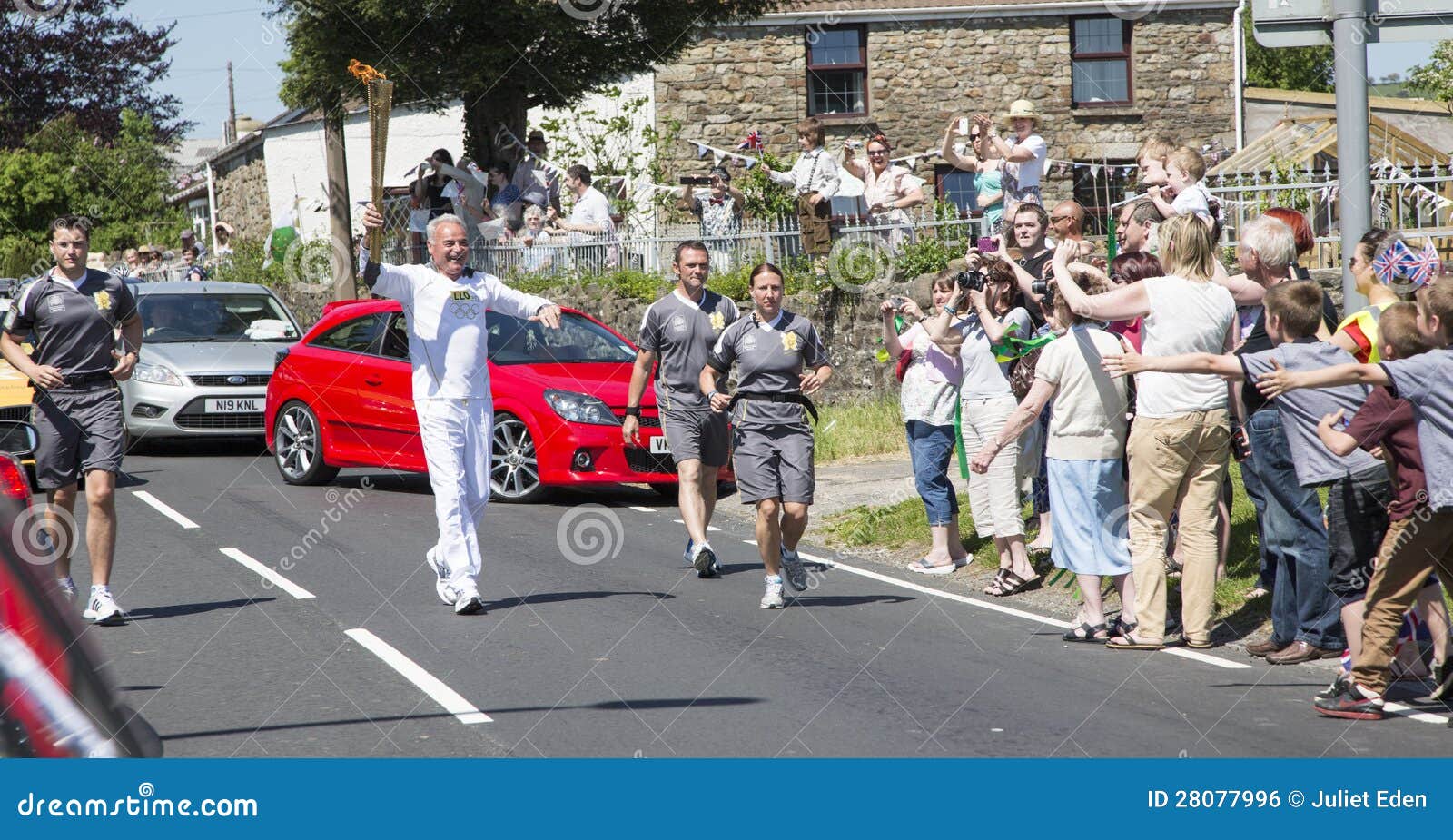 Homem Que Funciona Com Tocha Foto Editorial - Imagem de tocha, homem ...