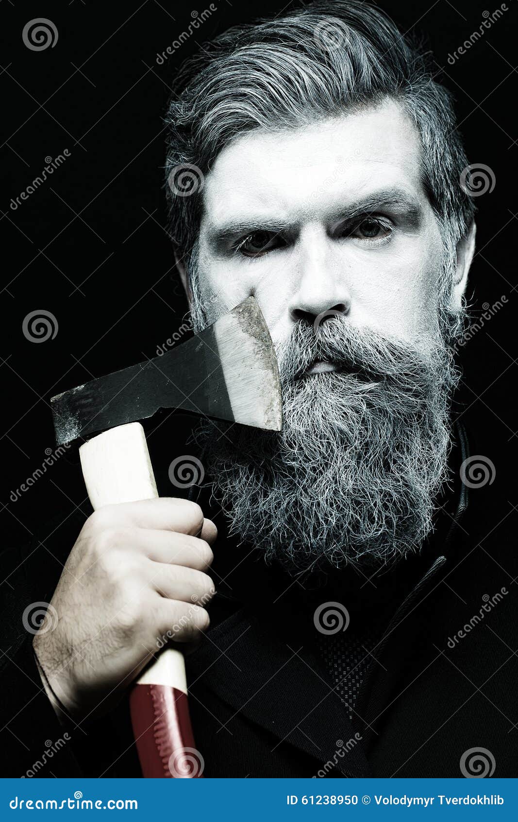 Homem que guarda o machado foto de stock. Imagem de morte - 61238950