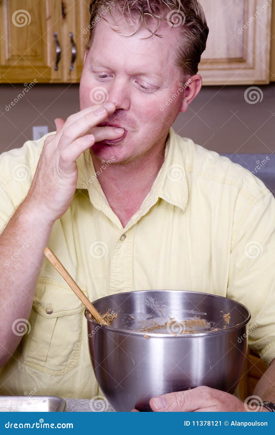 Homem Que Lambe Os Dedos Ao Cozer Imagem de Stock - Imagem de dedos ...