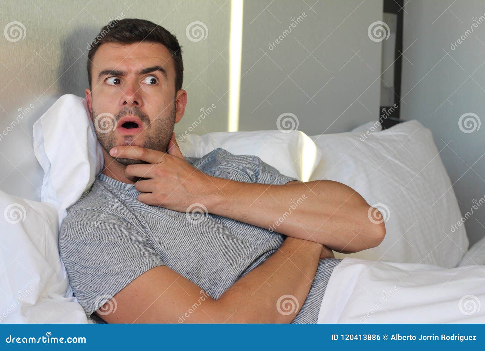 Homem Que Recorda Algo Na Cama Foto De Stock Imagem De Erro