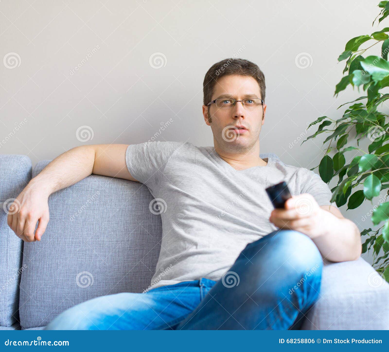 Homem que relaxa foto de stock. Imagem de interior, relaxar - 68258806