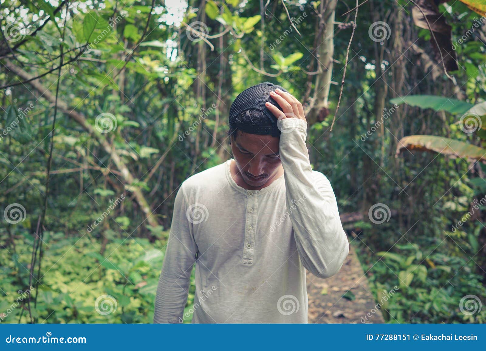 Homem que senta-se sozinho imagem de stock. Imagem de pensar - 77288151