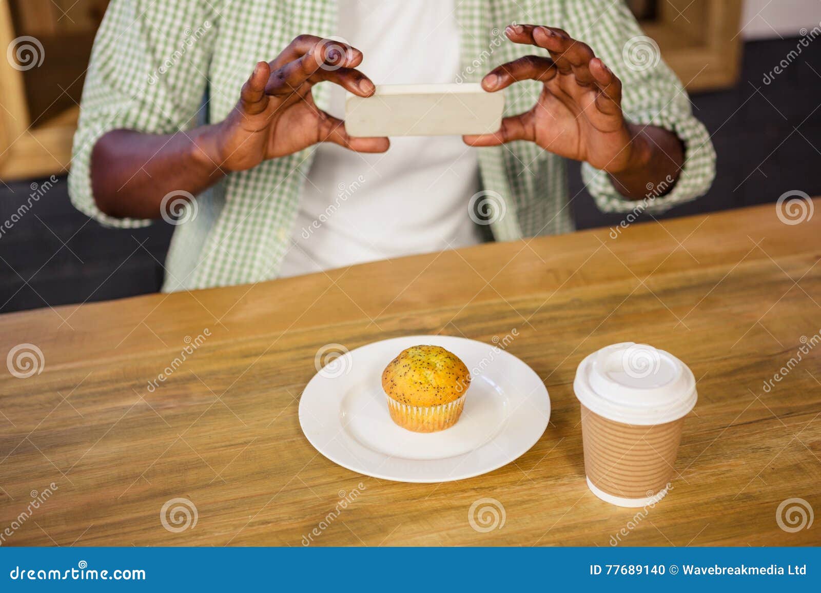 Homem Que Toma a Imagem De Um Queque Foto de Stock - Imagem de macho ...