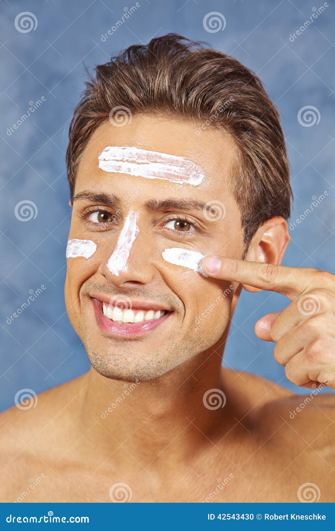 Homem Que Trata Sua Cara Com a Pele Foto de Stock - Imagem de facial ...