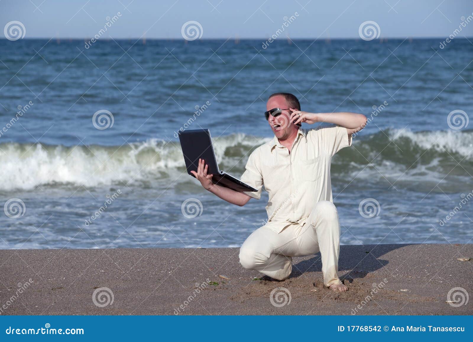 Homem Queimado Com Telefone E Portátil Foto de Stock - Imagem de ...