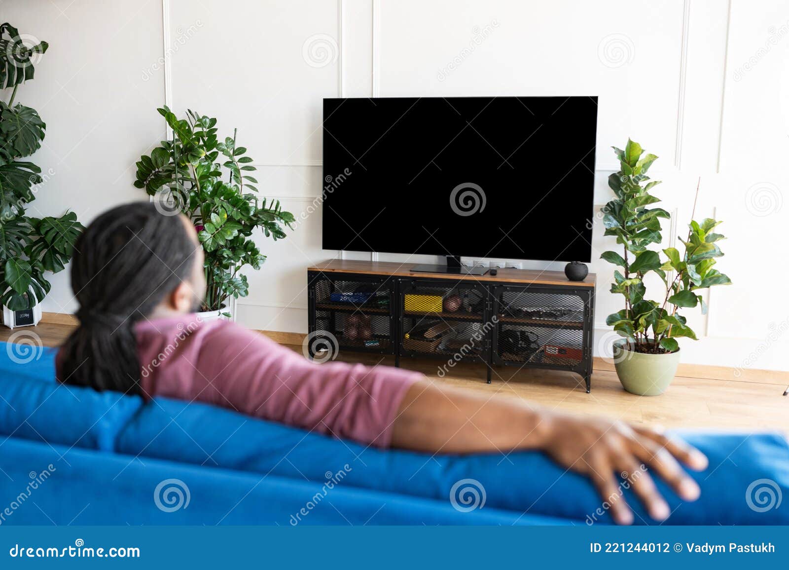 Homem Relaxado Assistindo Tv Em Casa Foto De Stock Imagem De