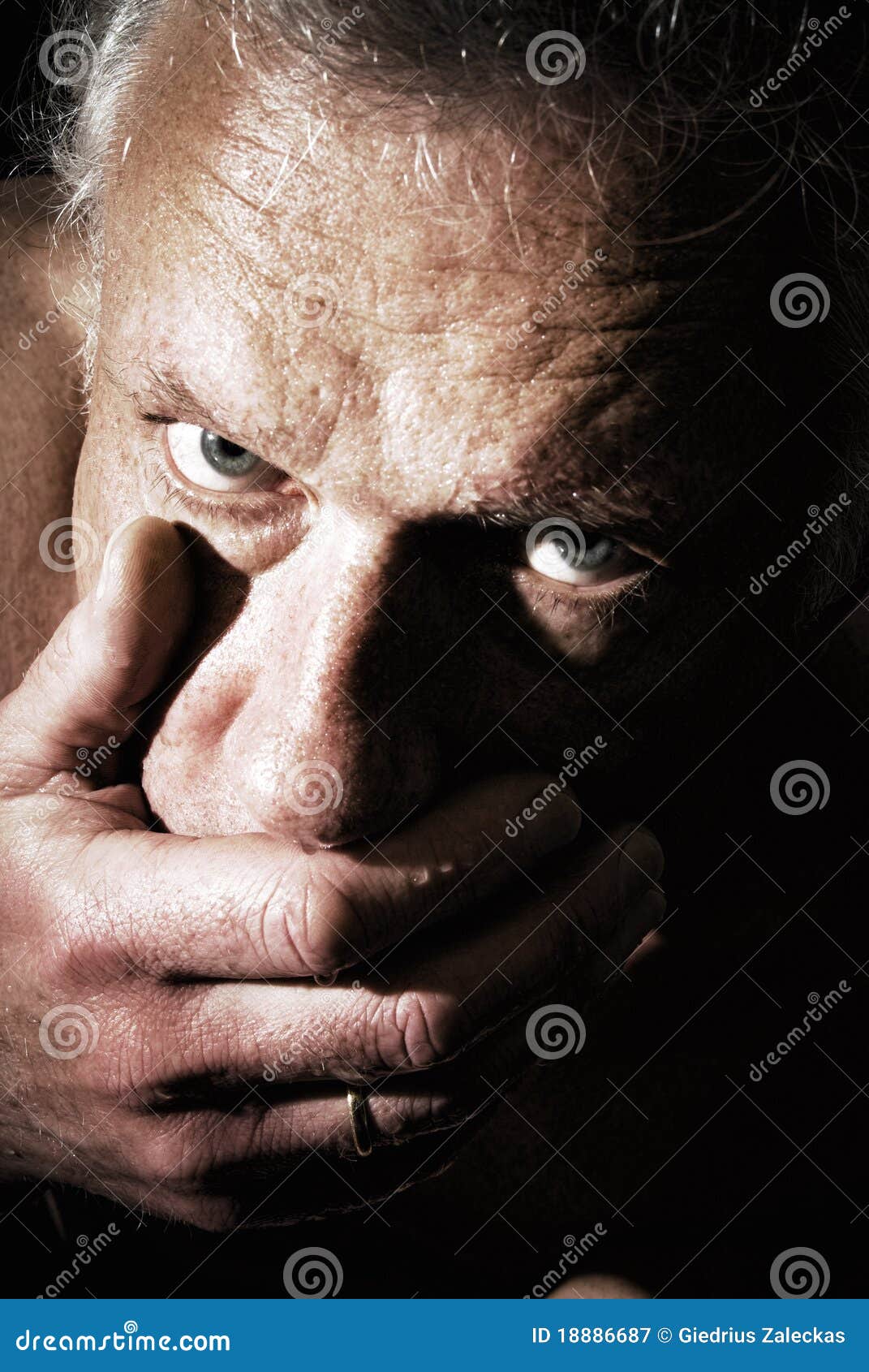 Homem sedento imagem de stock. Imagem de pessoa, bebida - 18886687