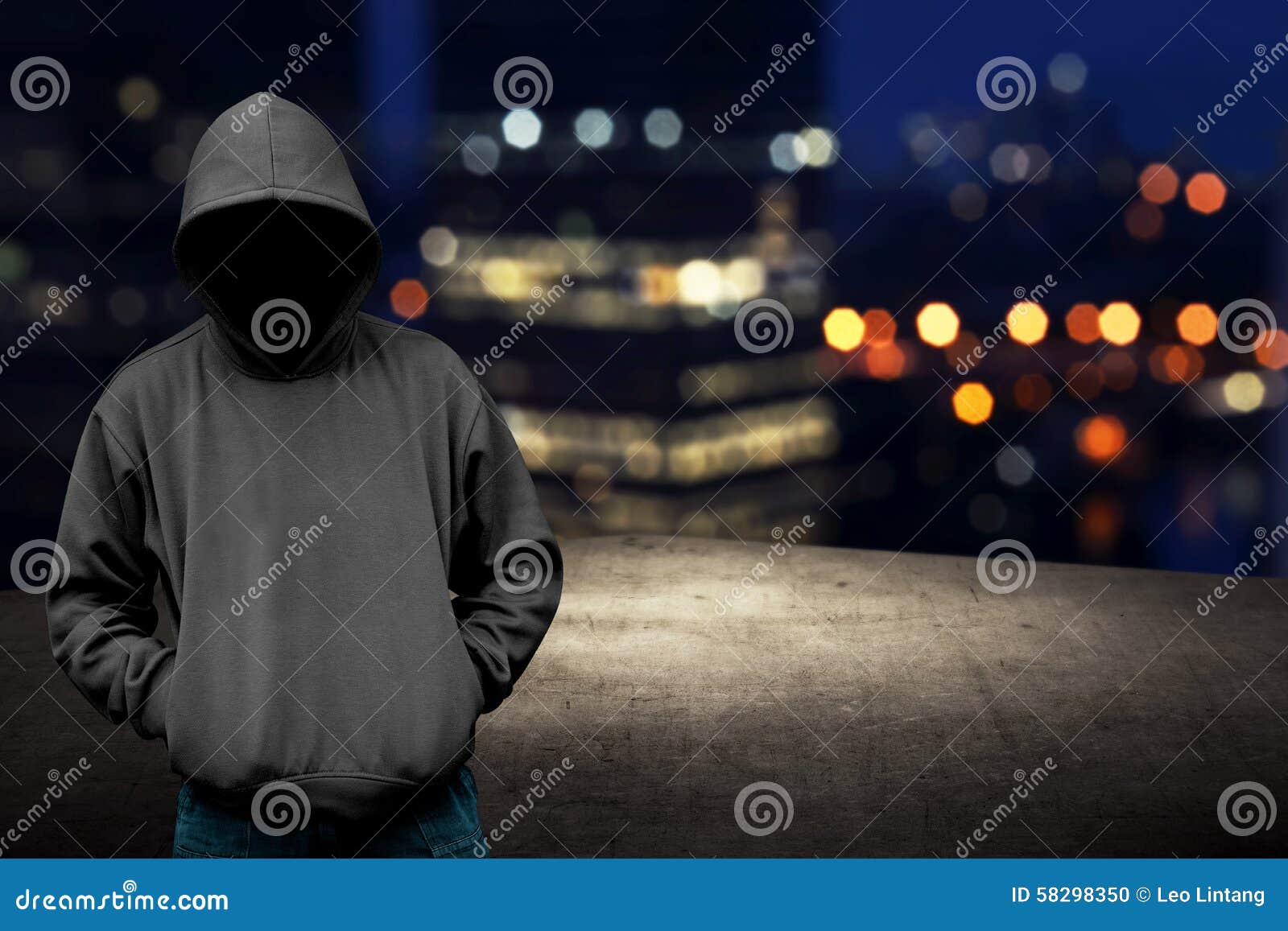 Homem Sem Cara Na Capa No Telhado Foto de Stock - Imagem de cultura ...