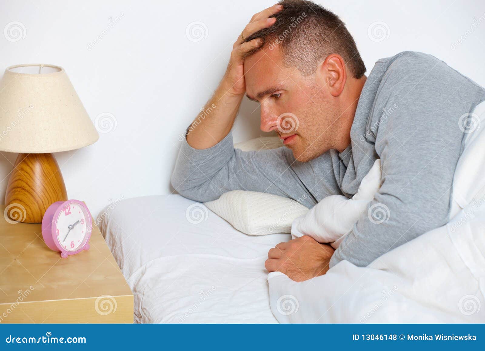 Homem sem sono foto de stock. Imagem de fundamento, sofra - 13046148