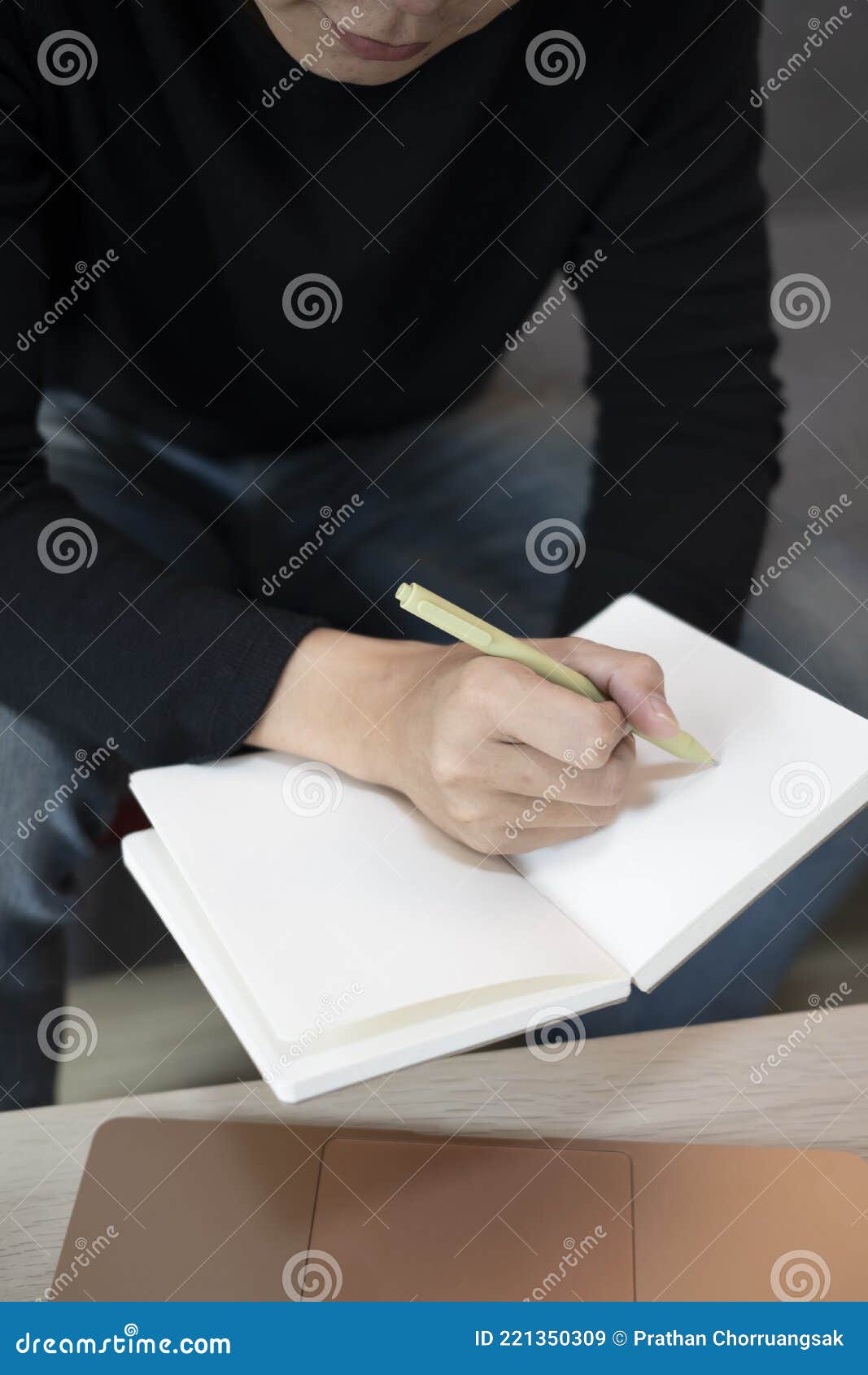 Homem Sentado No Sofá E Anotando No Notebook. Imagem de Stock - Imagem ...