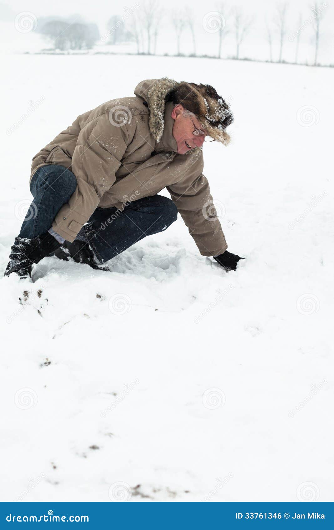 Homem Superior Ferido Na Neve Foto de Stock - Imagem de perigoso ...