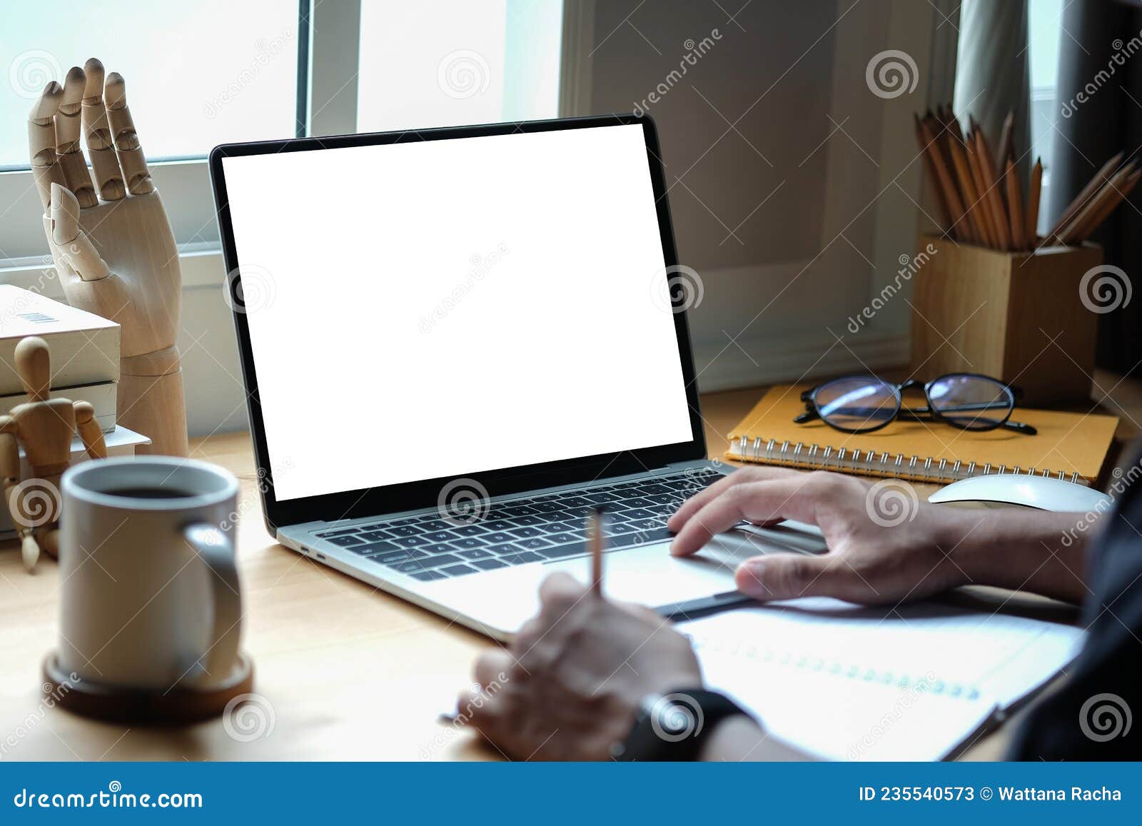 Homem Trabalhando Com Laptop E Anotando No Notebook Imagem de Stock ...