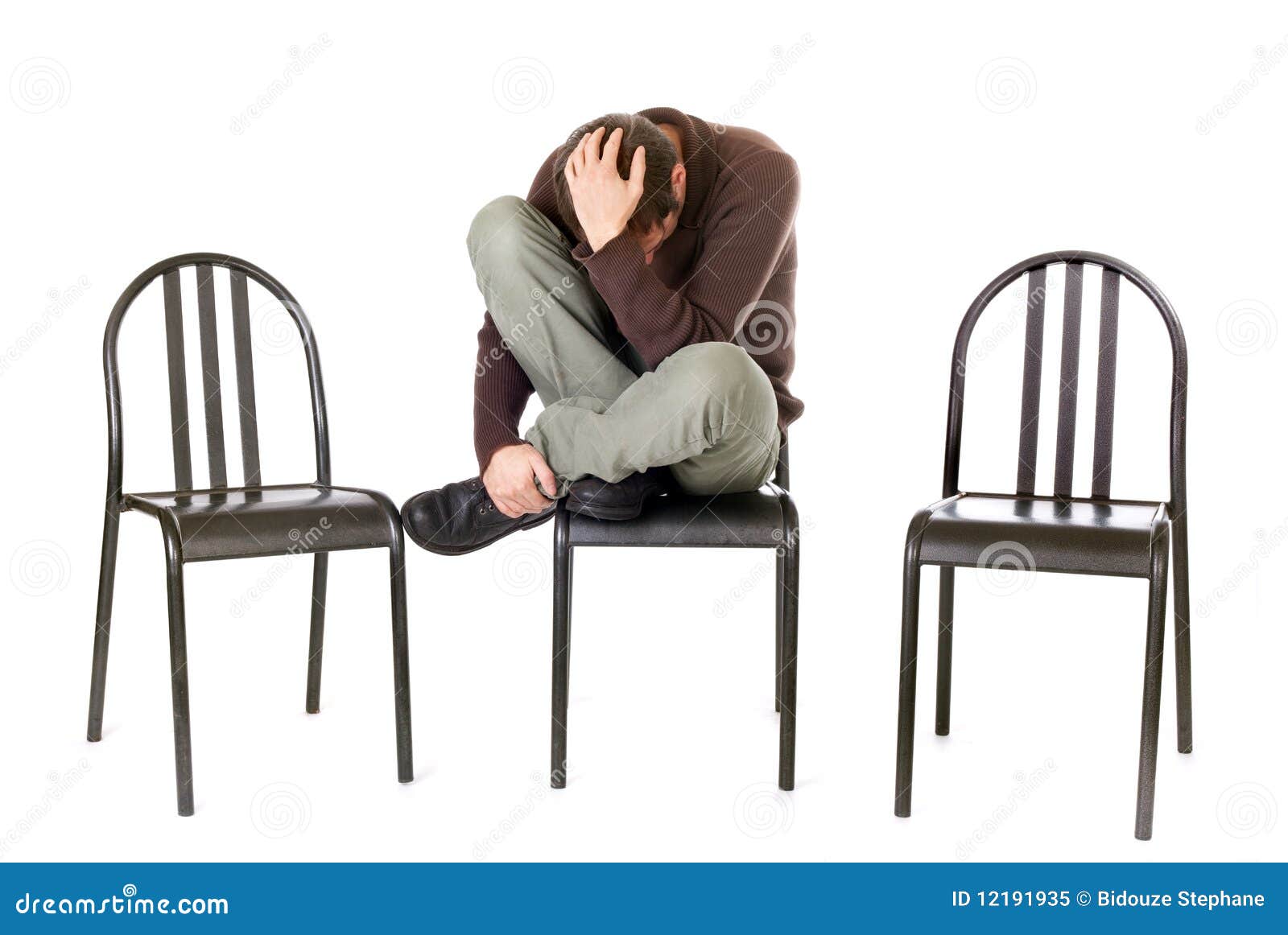 Homem triste sozinho imagem de stock. Imagem de assentado - 12191935