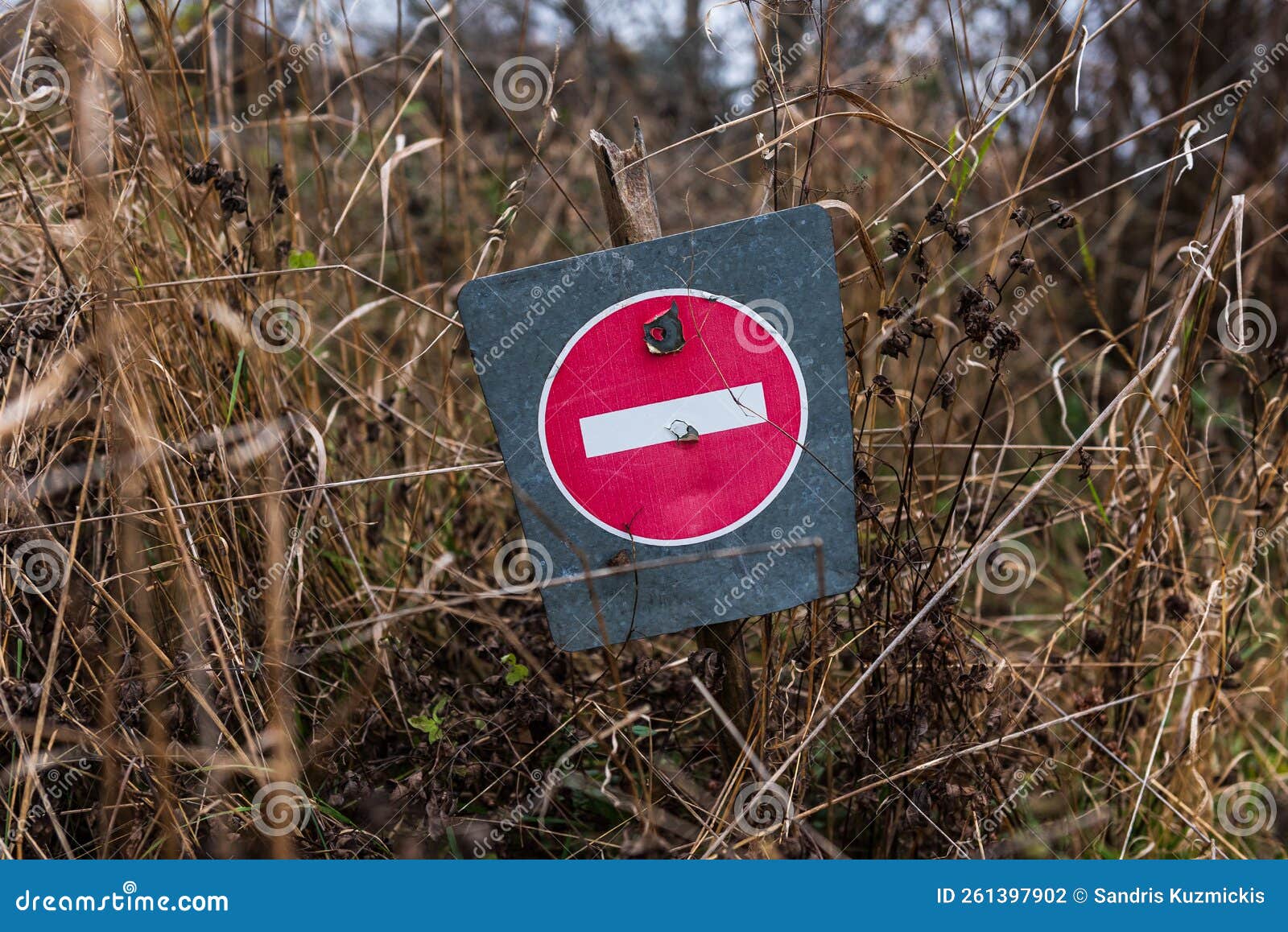 Homemade Small No Entry Sign in Old Grama Foto de Stock - Imagem de ...