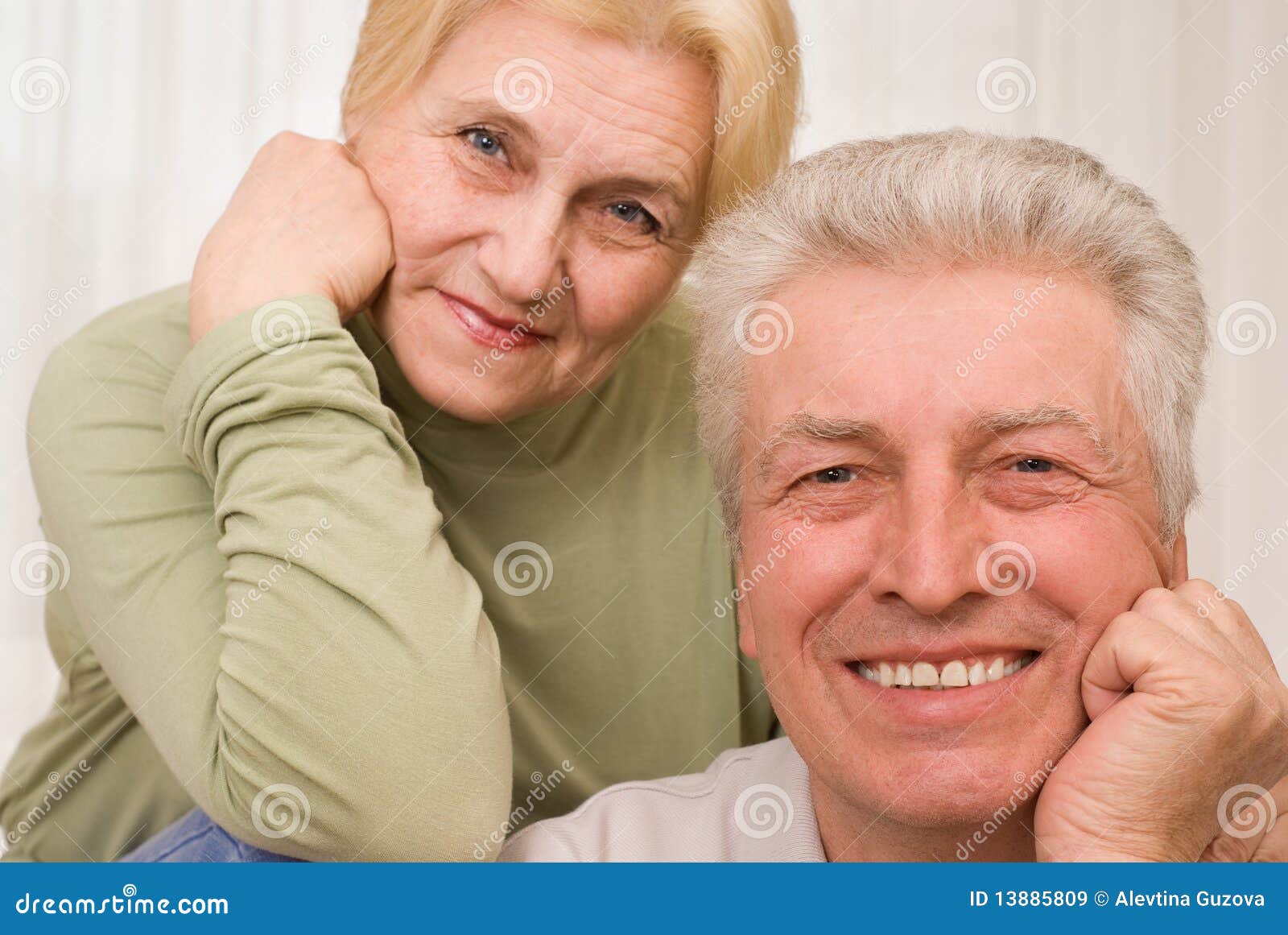 Homens E Mulheres De Meia Idade Felizes Imagem de Stock - Imagem de ... Homens E Mulheres De Meia Idade Felizes Imagem de Stock - Imagem de ...