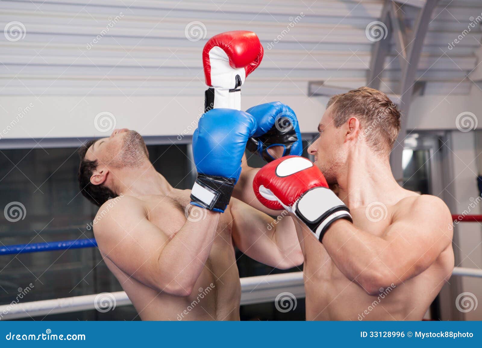 Homens que kickboxing. foto de stock. Imagem de saco - 33128996