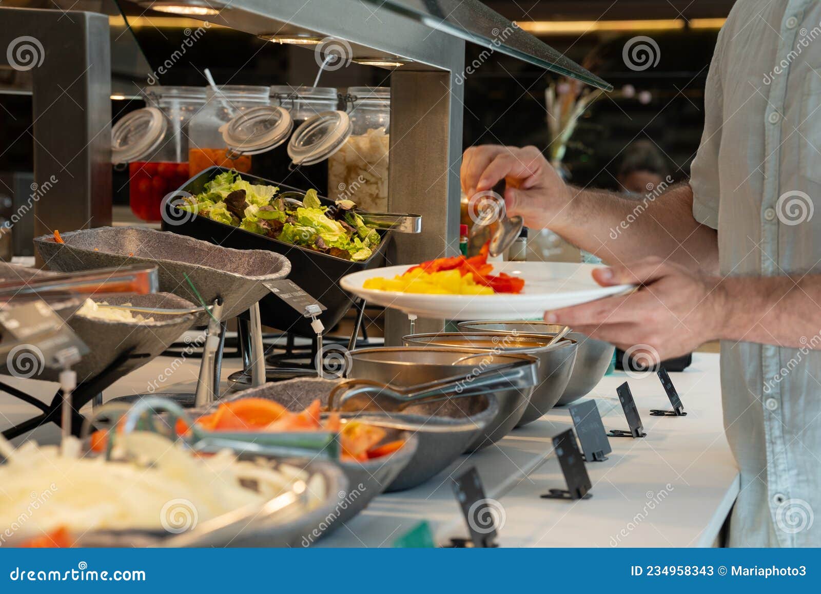Homens Se Ajudando a Comer No Buffet Do Hotel. Imagem de Stock - Imagem ...