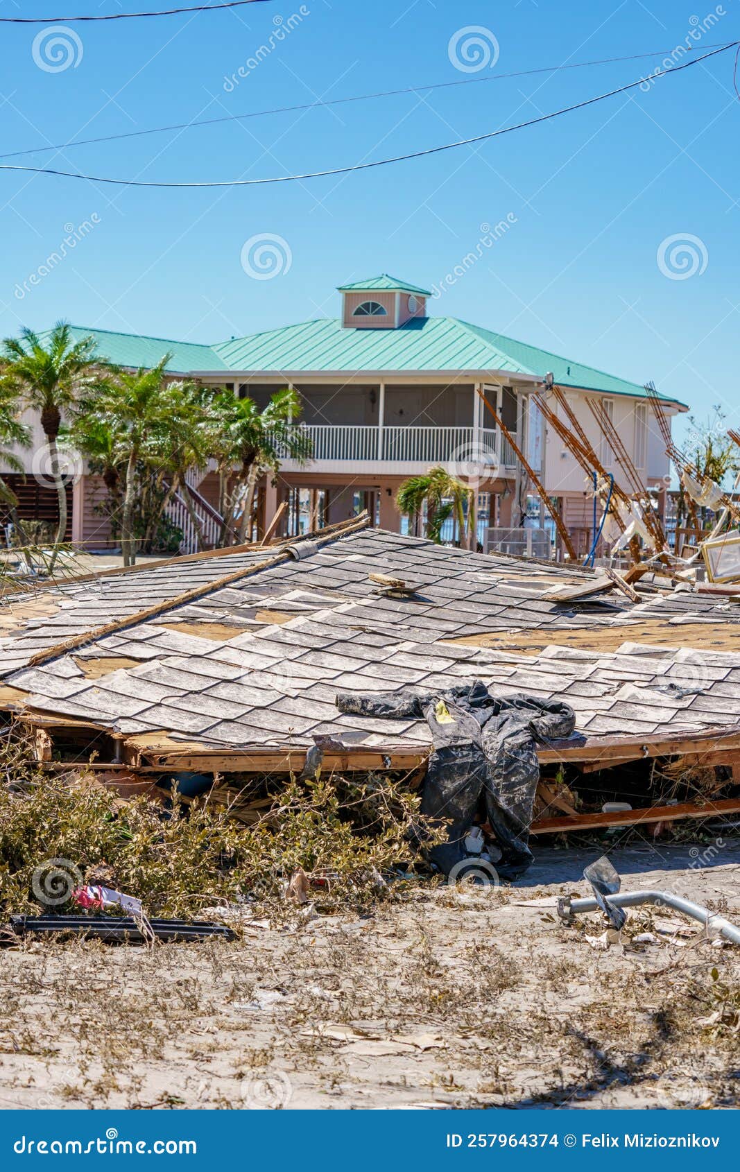 Homes Collapsing during Hurricane Ian Heavy Winds and Storm Surge ...