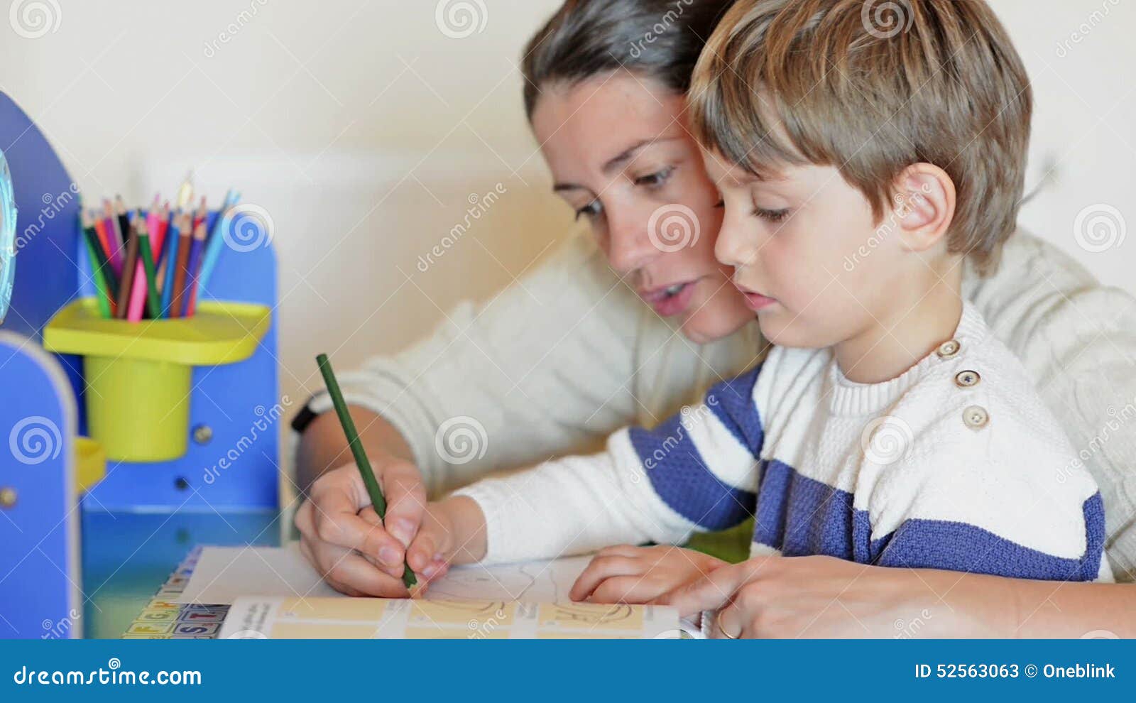 Homeschooling的 股票视频. 视频 包括有 幼稚园, 教室, 教育, 家庭作业, 享用, 女演员 - 52563063