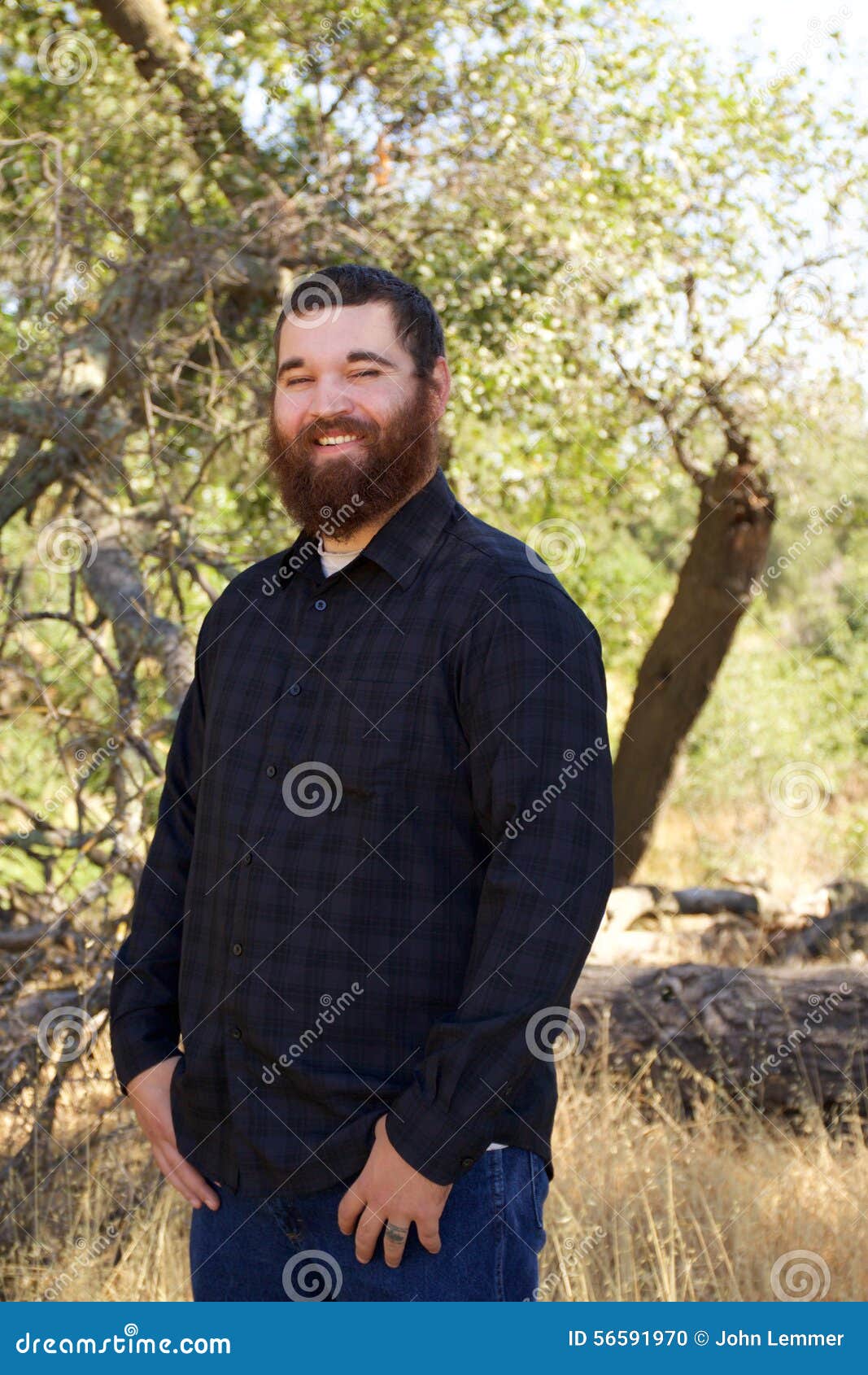 Homme adulte barbu photo stock. Image du regarder, ville - 56591970