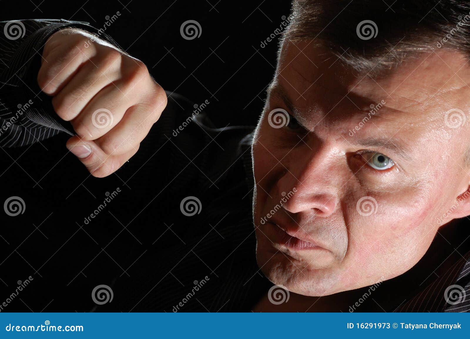 Homme agressif image stock. Image du moyen, virilité - 16291973