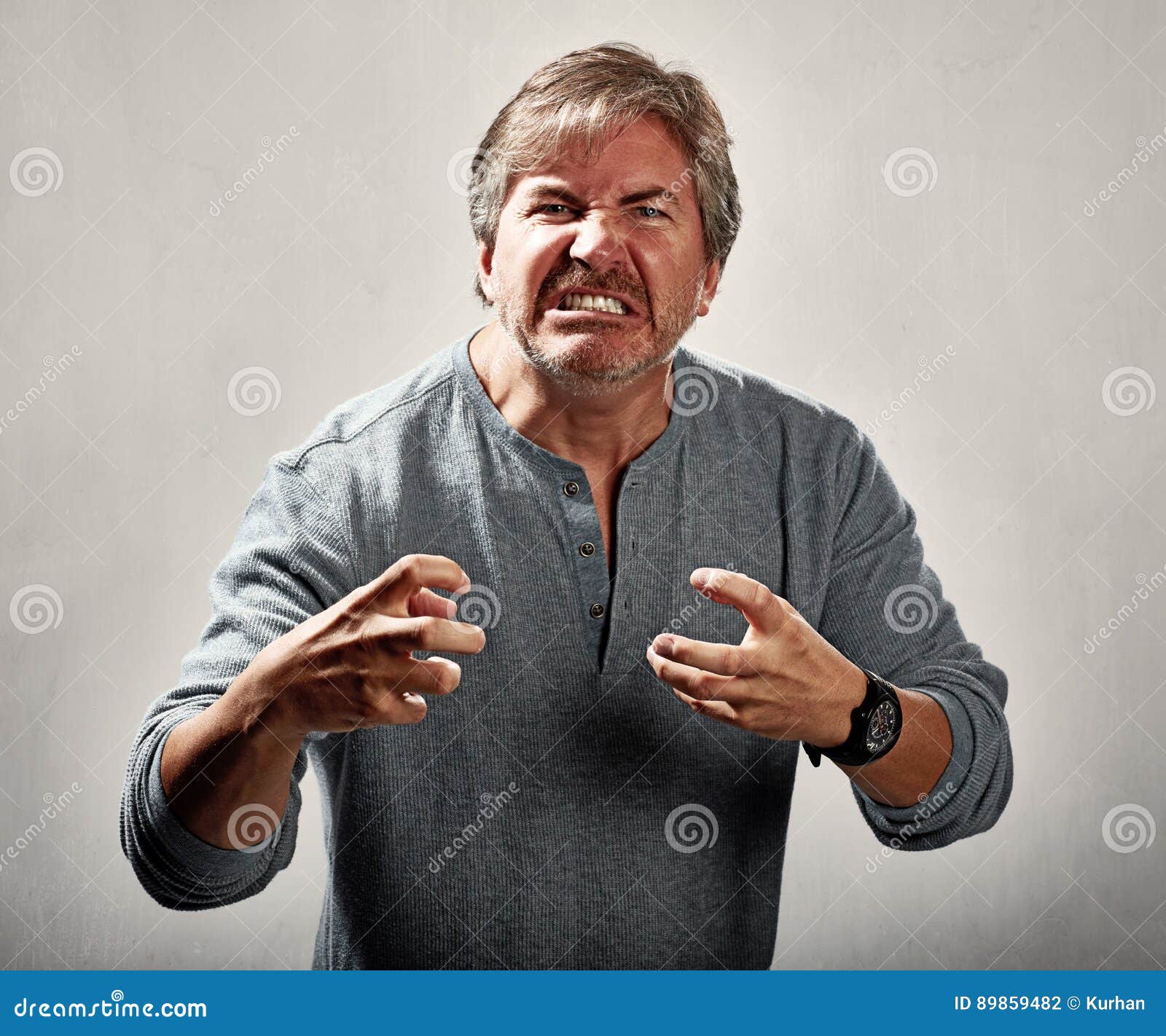 Homme agressif photo stock. Image du invahissant, émotion - 89859482