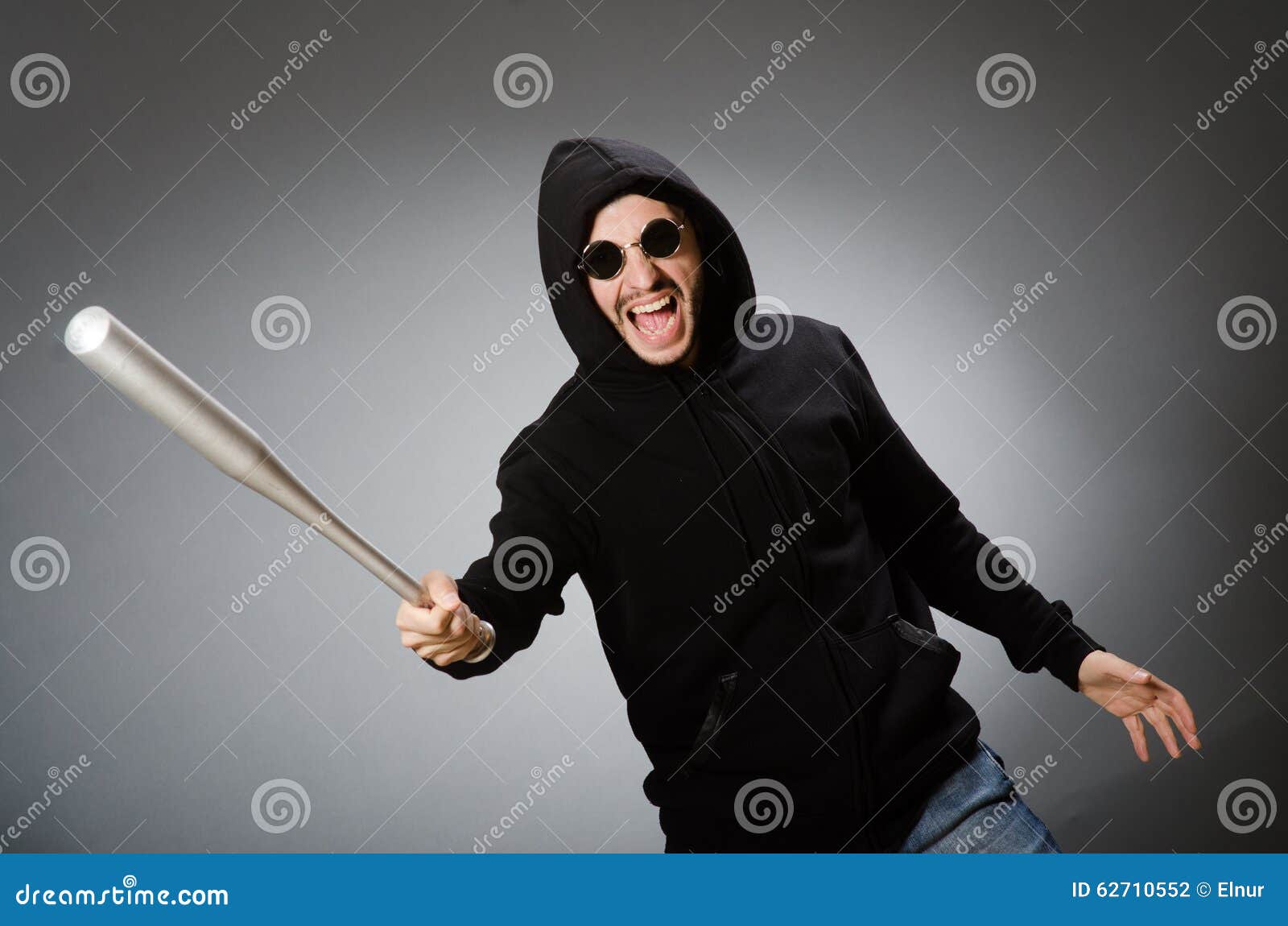 Homme Agressif Avec La Batte Basebal Photo stock - Image du agressif ...