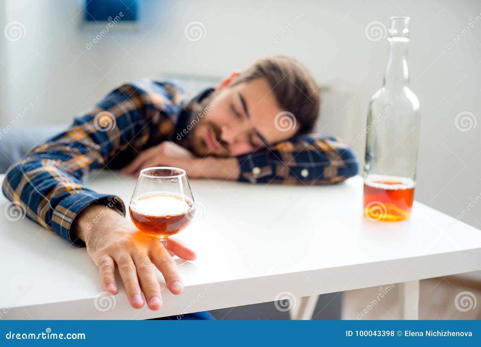 Homme alcoolique d'ivrogne photo stock. Image du alcool - 100043398