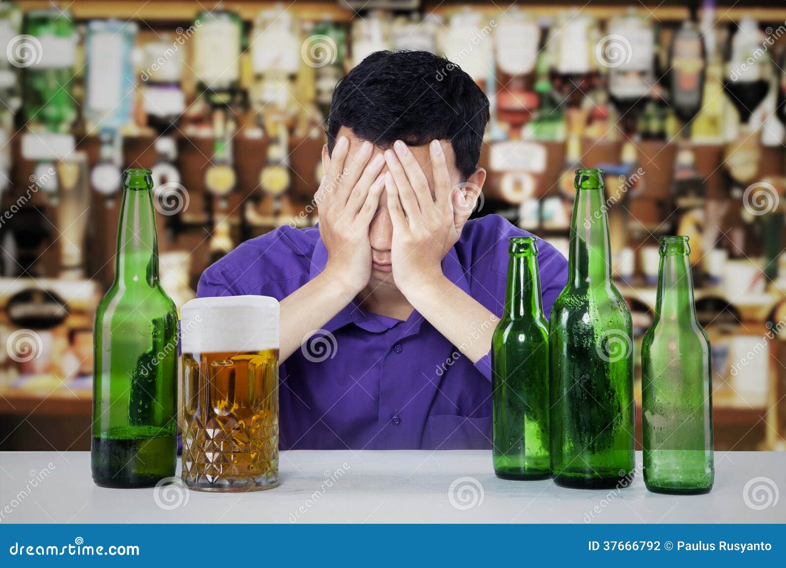 Homme Alcoolique Dans Une Barre Photo stock - Image du glace, liqueur ...