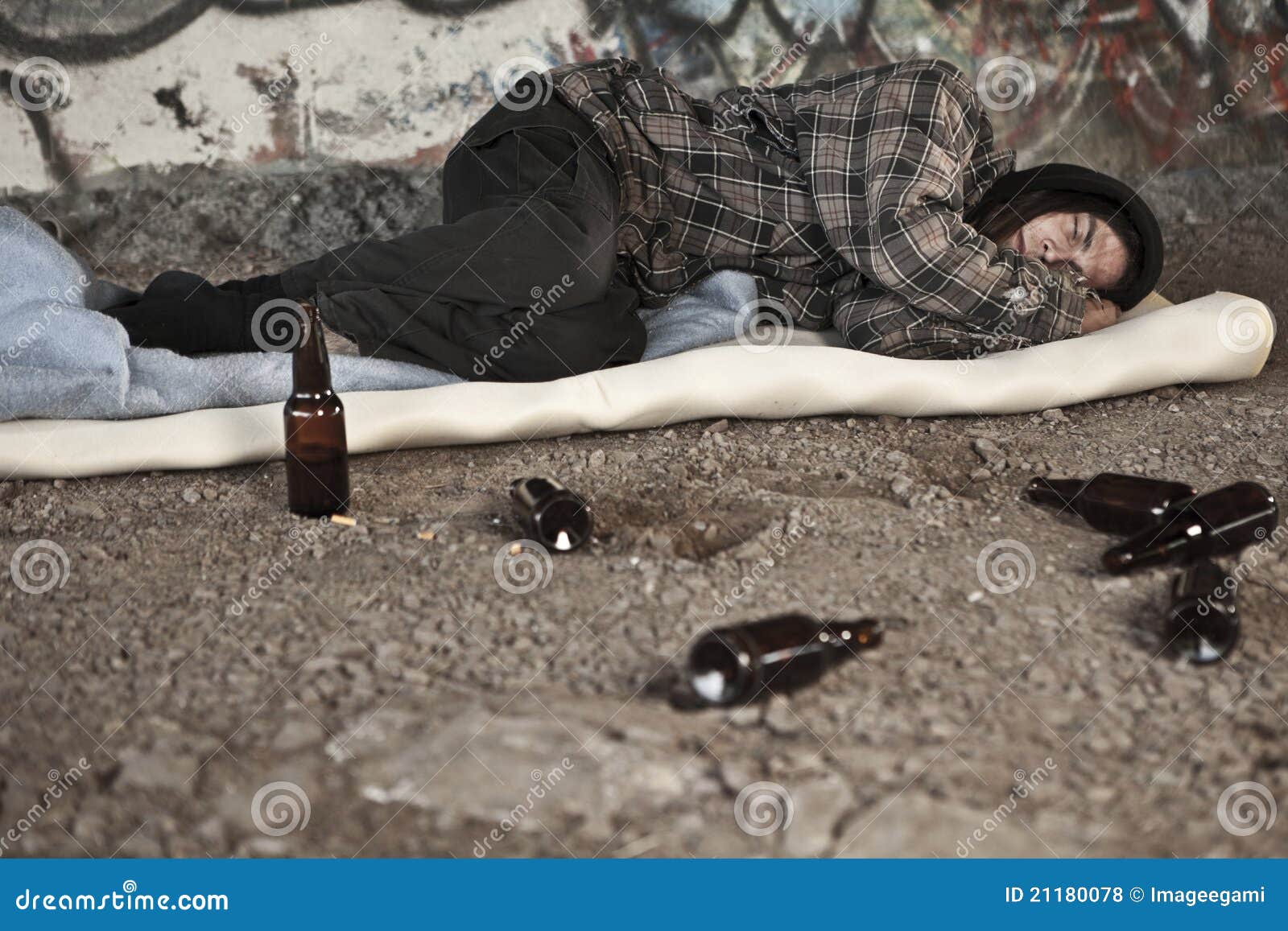 Homme Alcoolique Sans Foyer Photo stock - Image du mordu, dépression ...