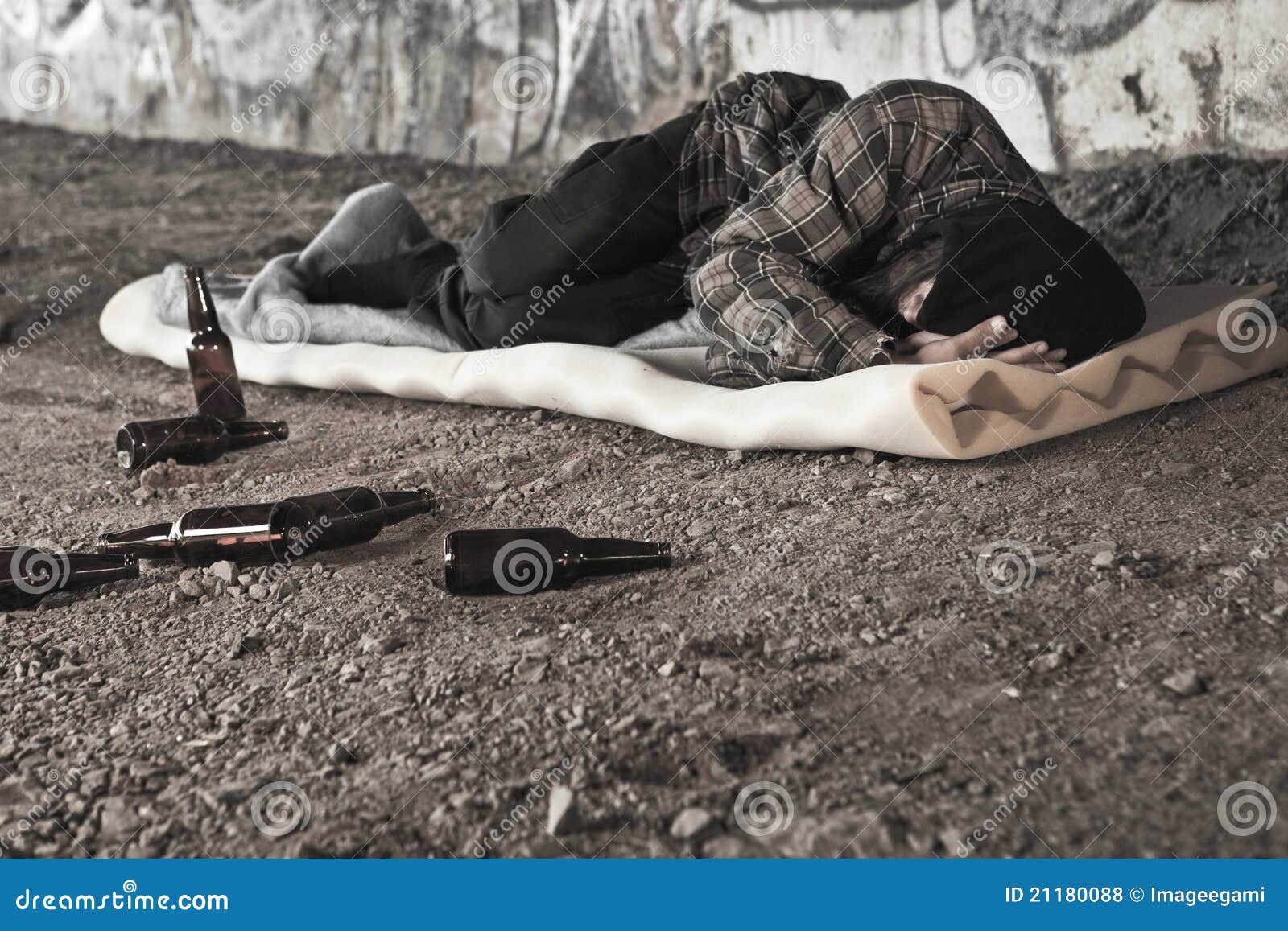 Homme Alcoolique Sans Foyer Photo stock - Image du misère, panne: 21180088