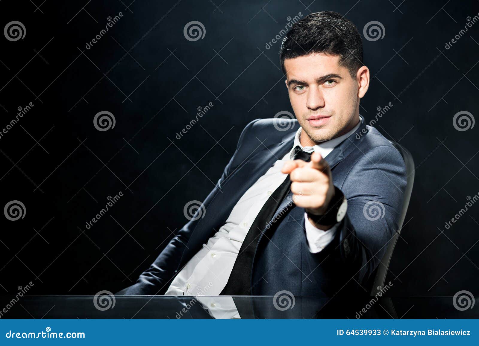 Homme Autoritaire Dans Le Costume Image stock - Image du noir, obliger ...