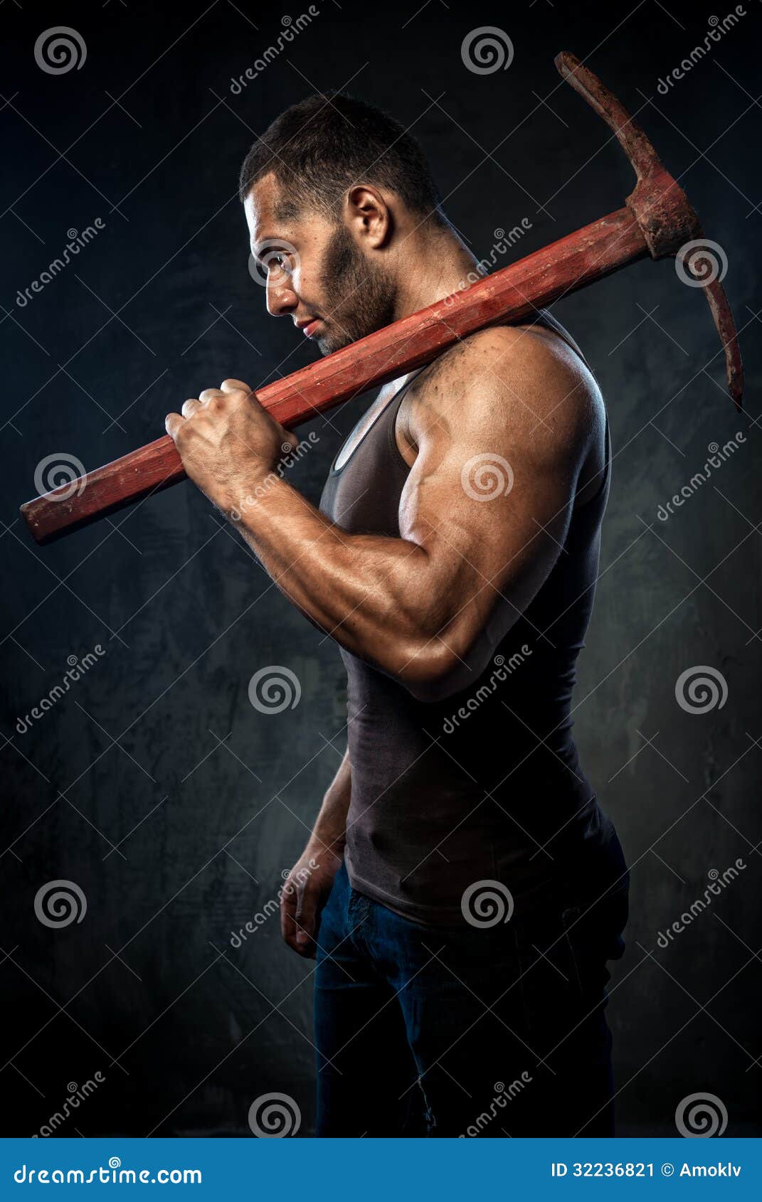 Homme avec la pioche image stock. Image du masculin, exploitation ...