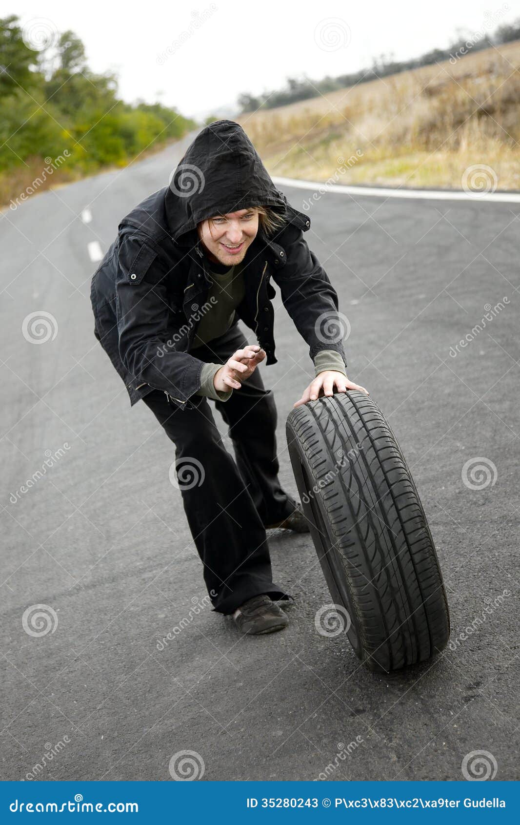Homme avec la roue image stock. Image du route, macadam - 35280243