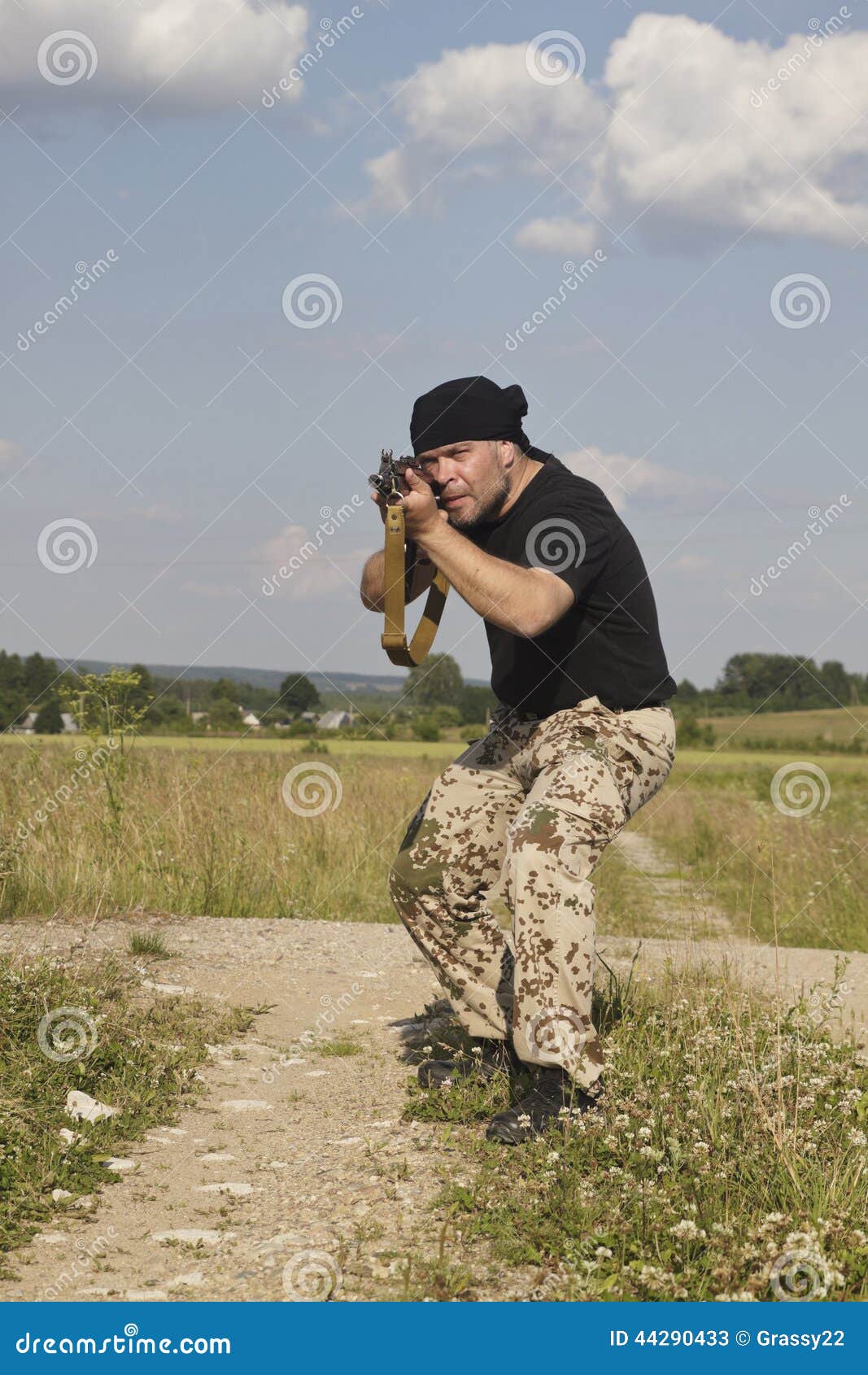 Homme avec le canon image stock. Image du visage, masque - 44290433