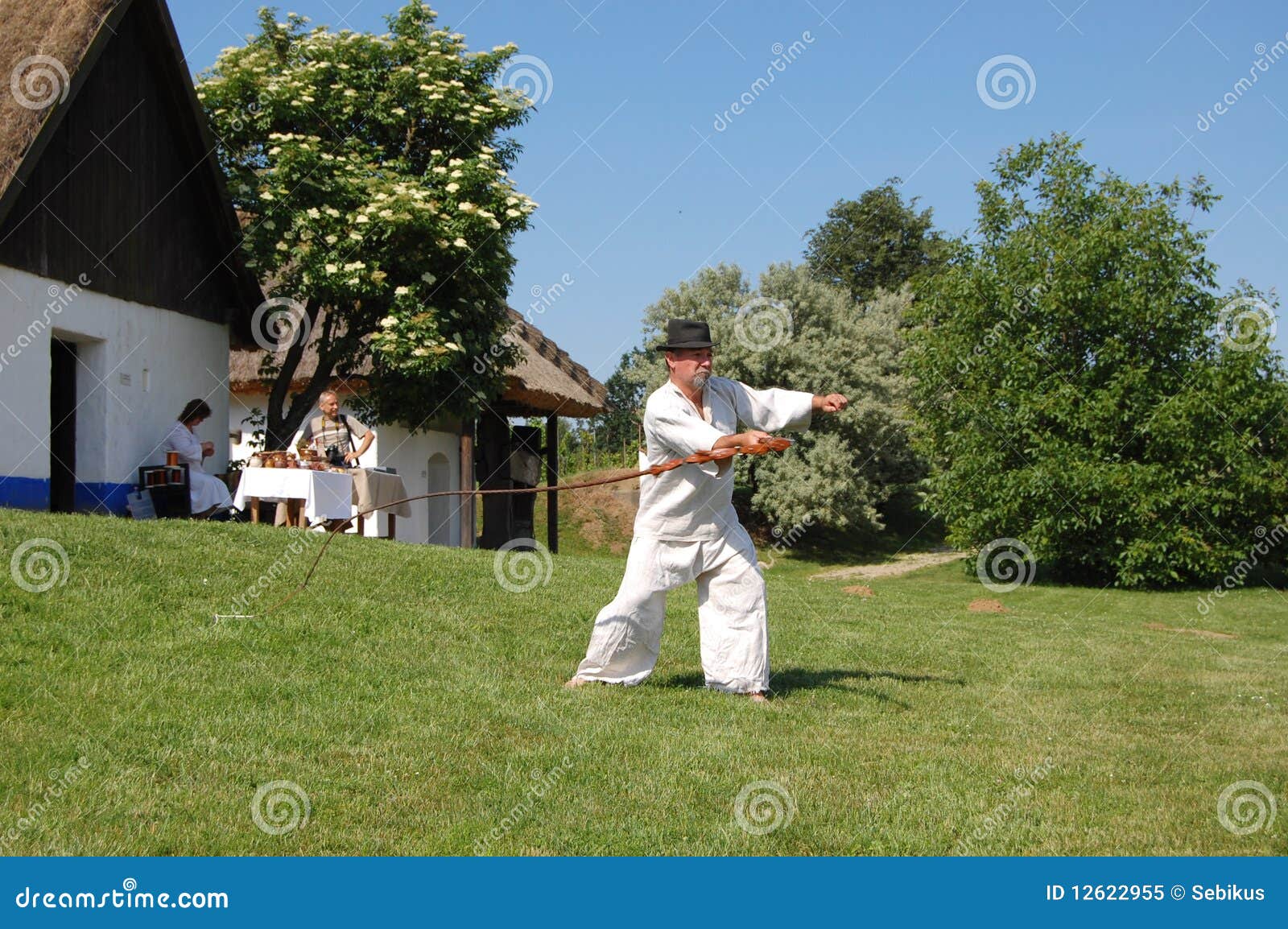 Homme avec le fouet image stock. Image du visage, imposez - 12622955