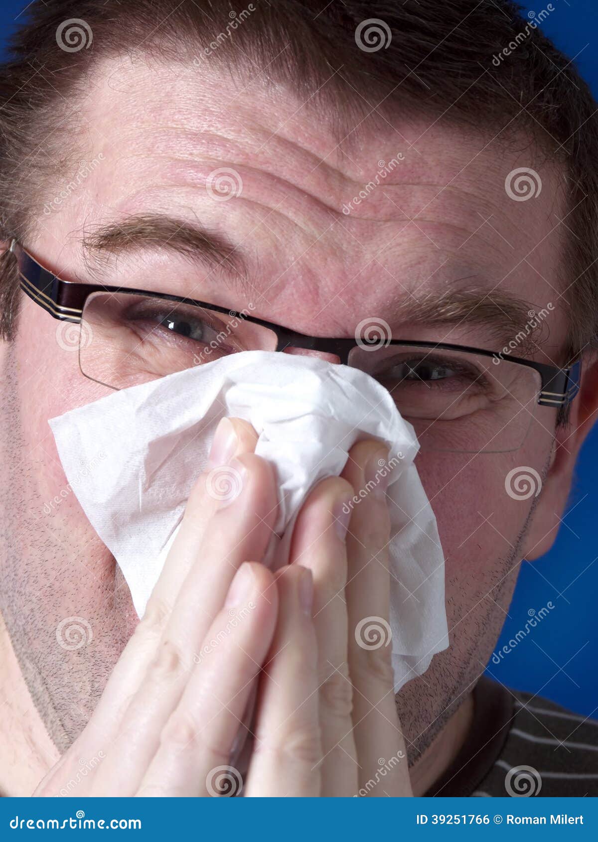 Homme avec le froid photo stock. Image du tissu, éternuement - 39251766