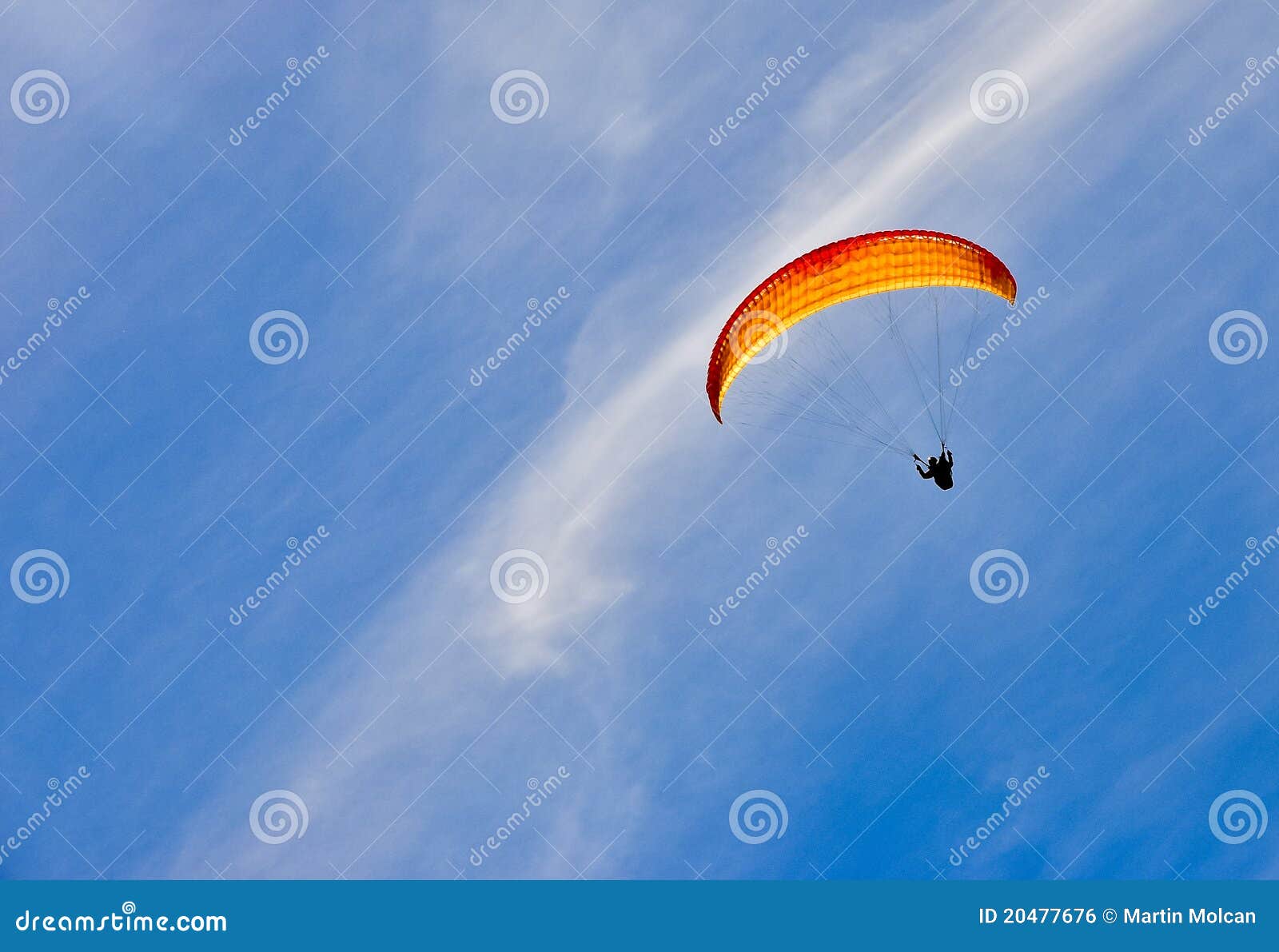 Homme Avec Le Parachute Jaune Photo stock - Image du parapentisme ...