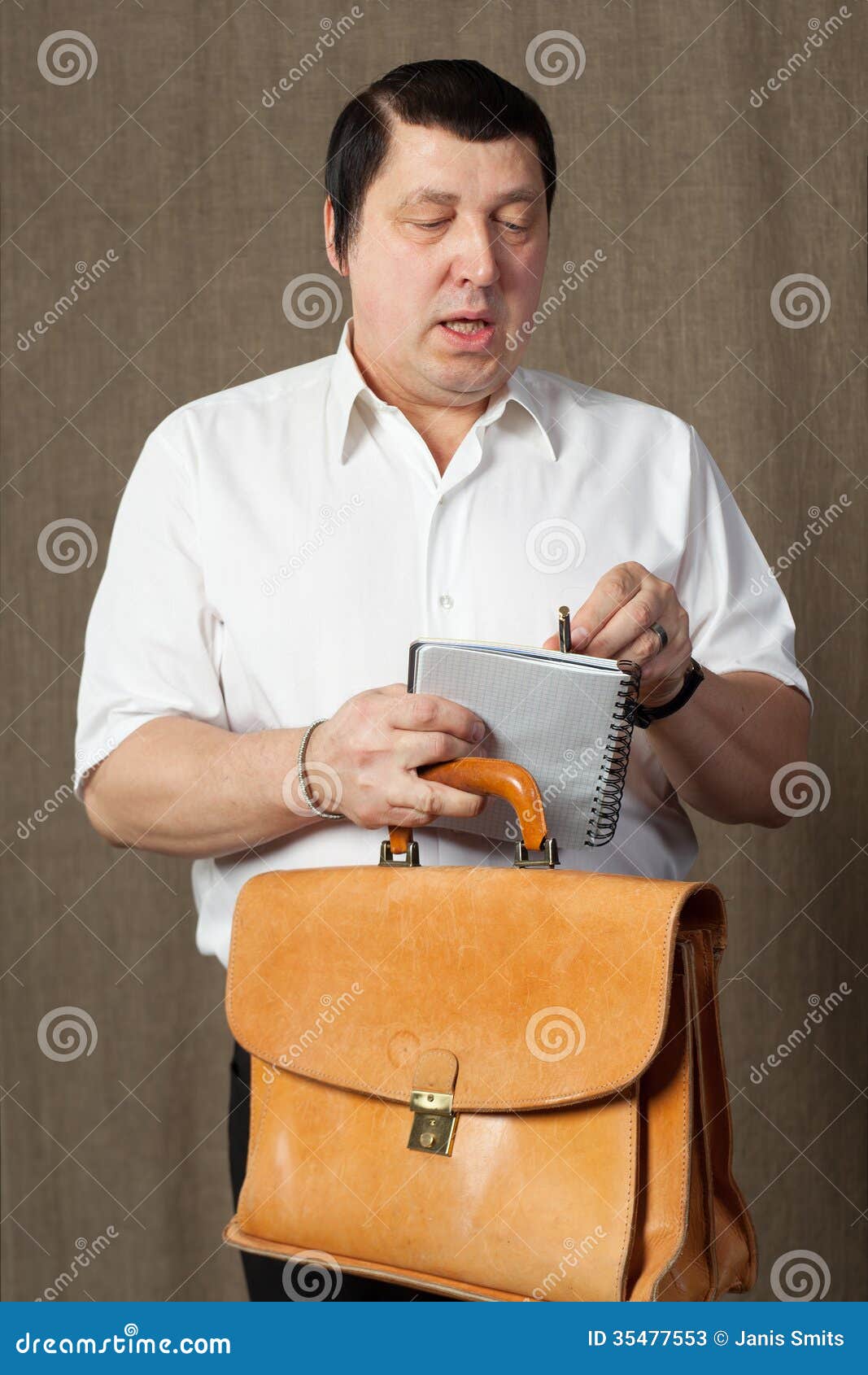 Homme avec le portfolio. image stock. Image du humain - 35477553