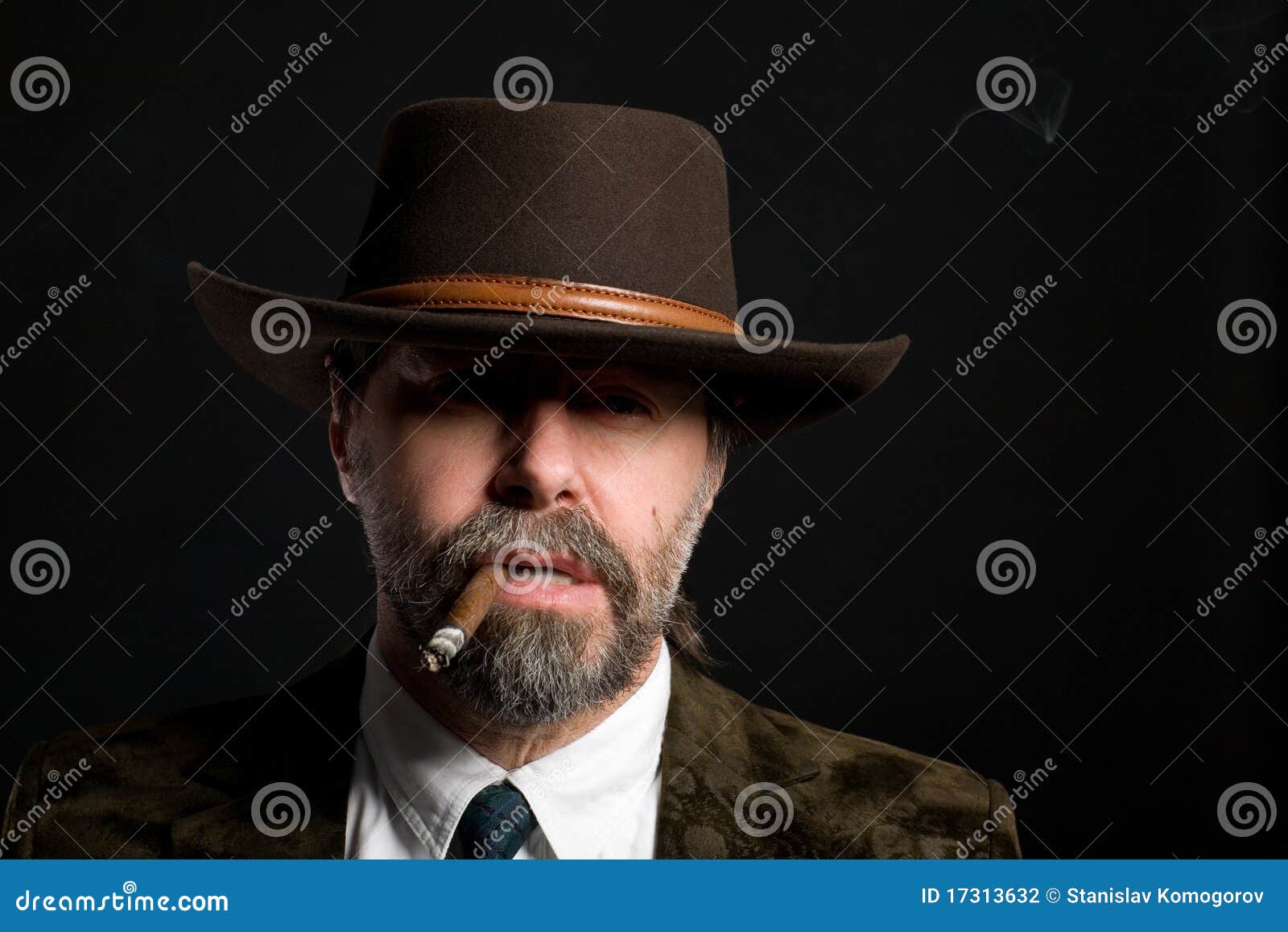 Homme avec un sigar photo stock. Image du barbe, caucasien - 17313632