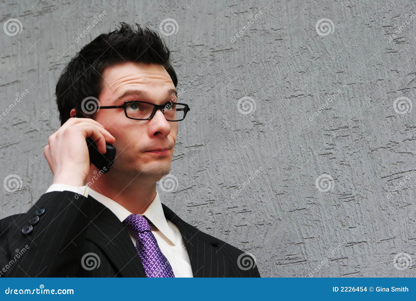 Homme Avec Un Visage Perplexe Photo stock - Image du cellphone, teint ...